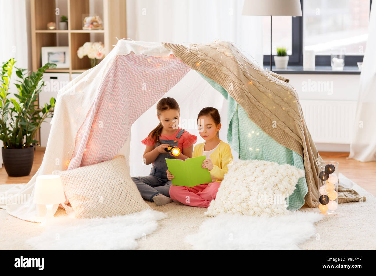 Little girls reading hi-res stock photography and images - Alamy