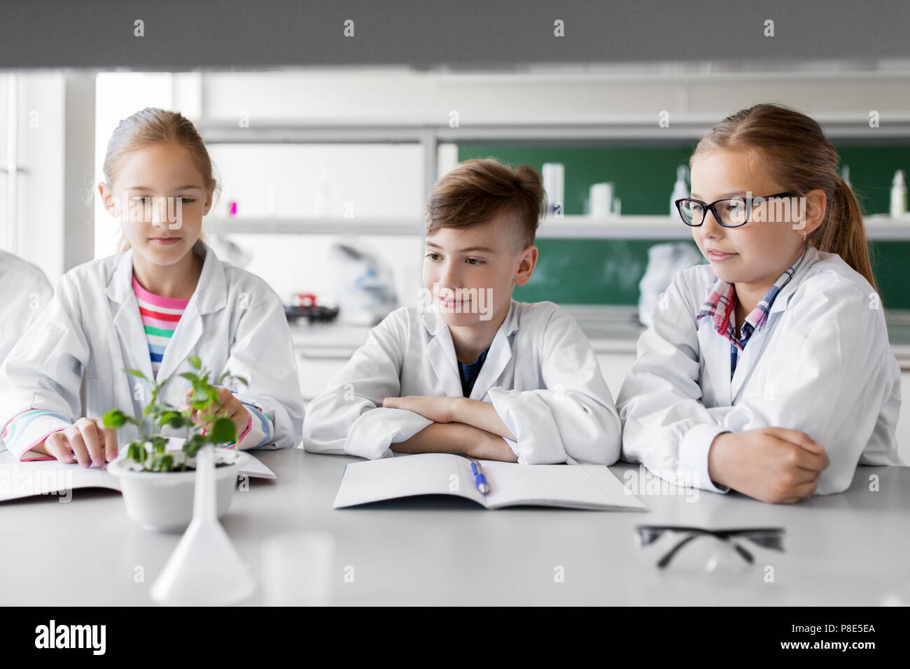 Biology class teen plant hi-res stock photography and images - Alamy