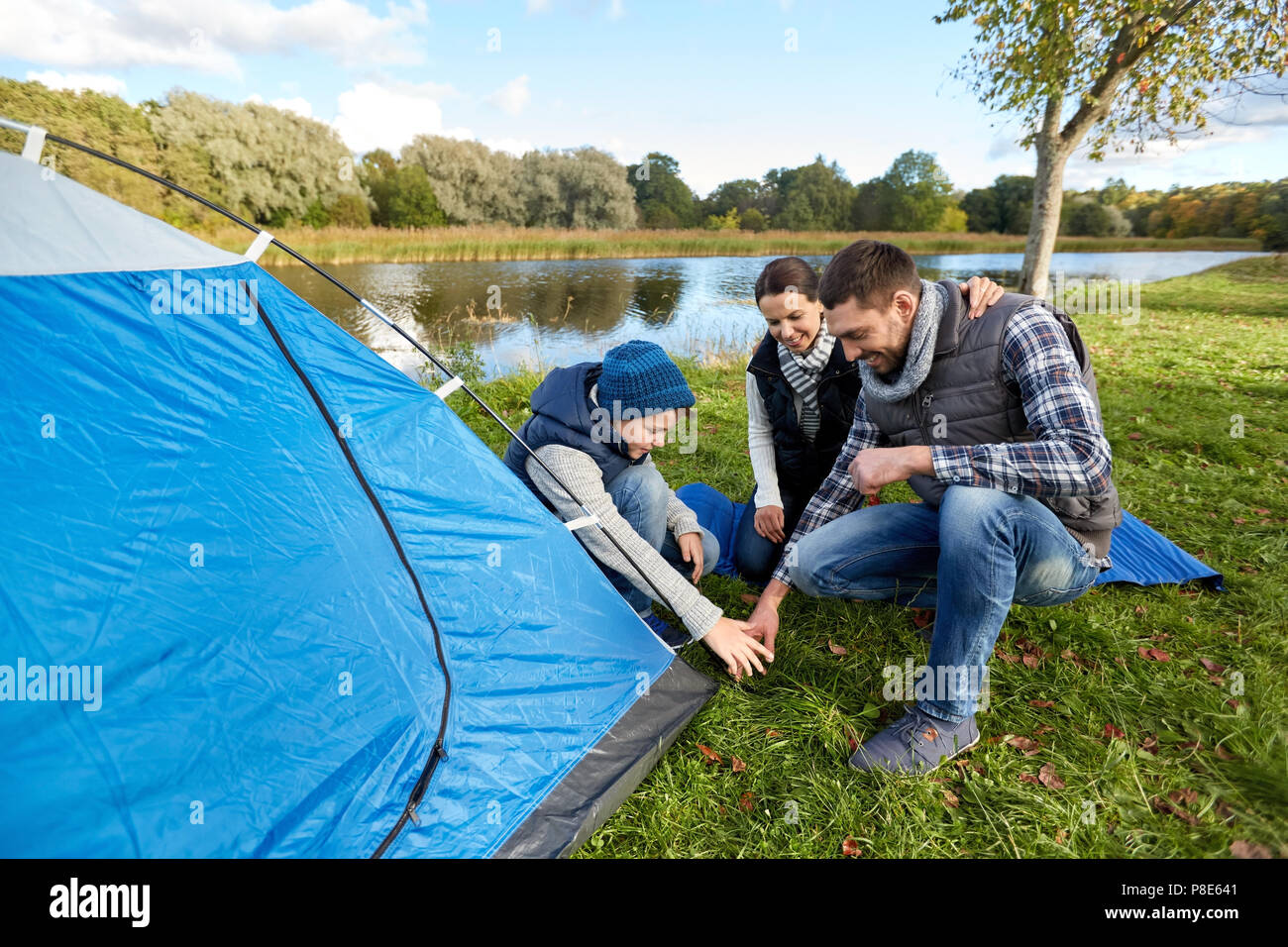 Family setting up tent hi-res stock photography and images - Alamy