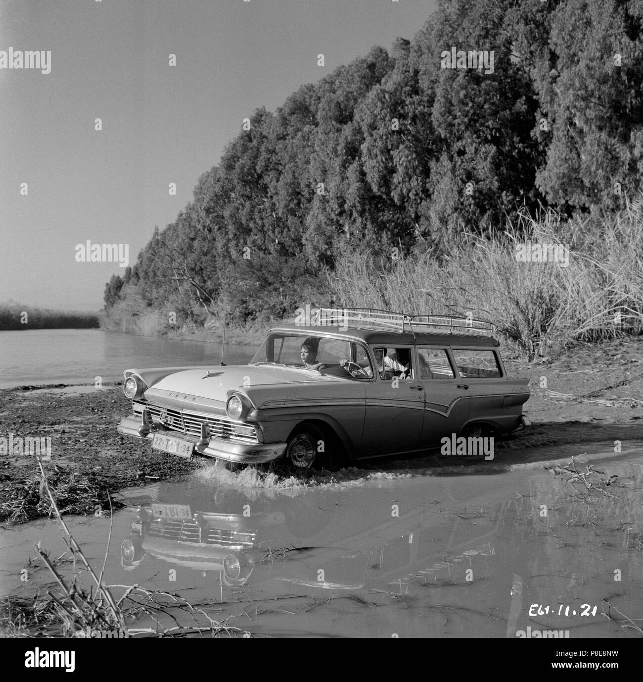 Guns of darkness 1962 hi-res stock photography and images - Alamy