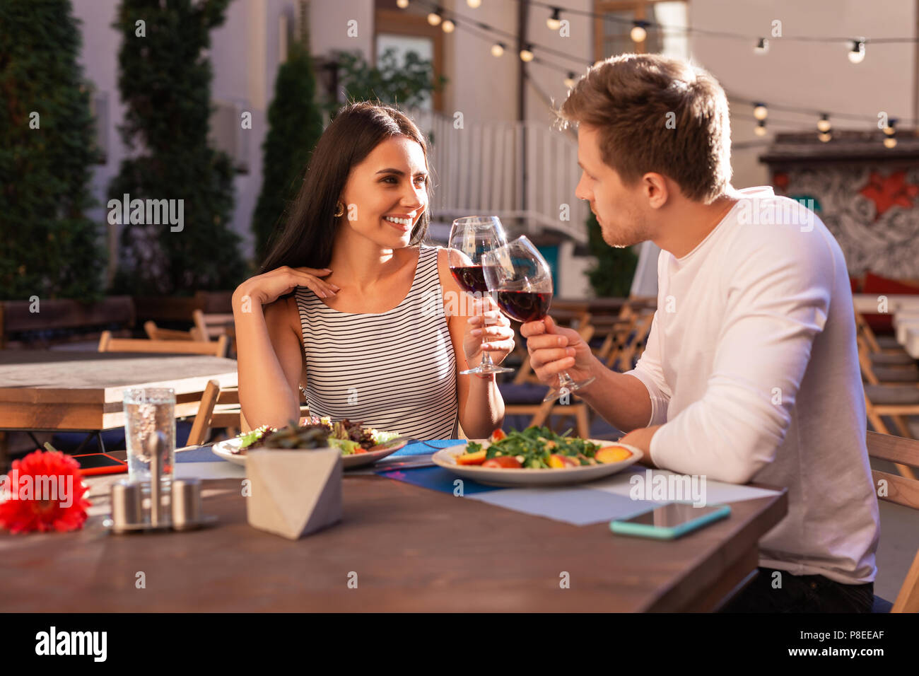 Clanging glasses hi-res stock photography and images - Alamy