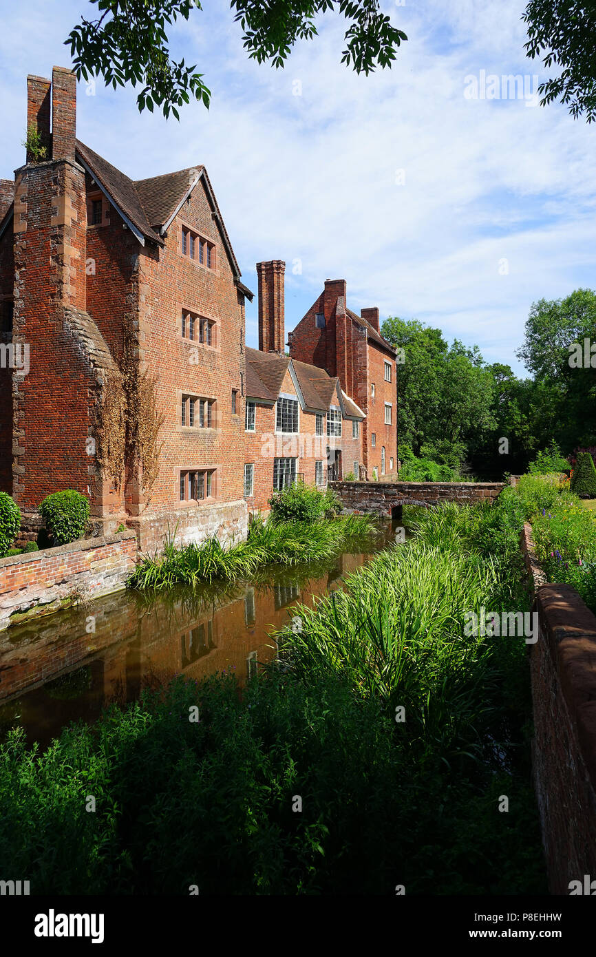 Manor house with moat hi-res stock photography and images - Alamy