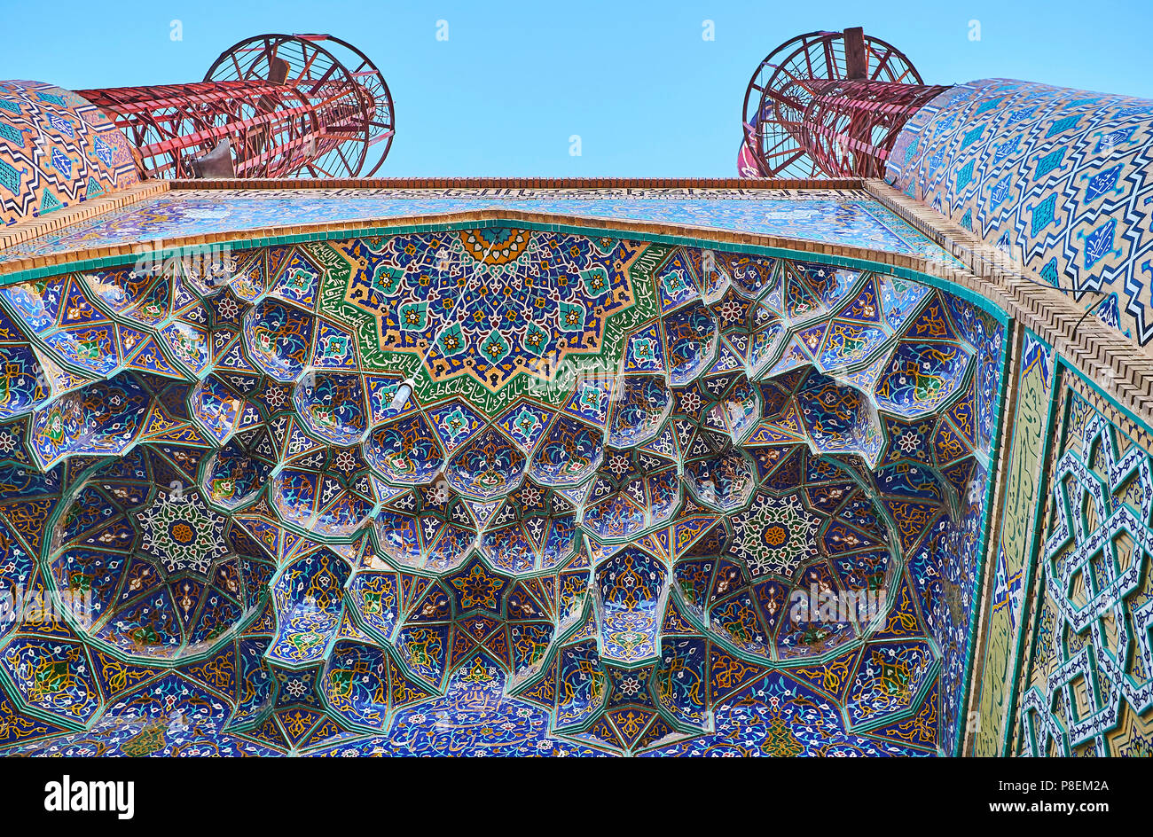 Medieval islamic art patterns hi-res stock photography and images - Alamy