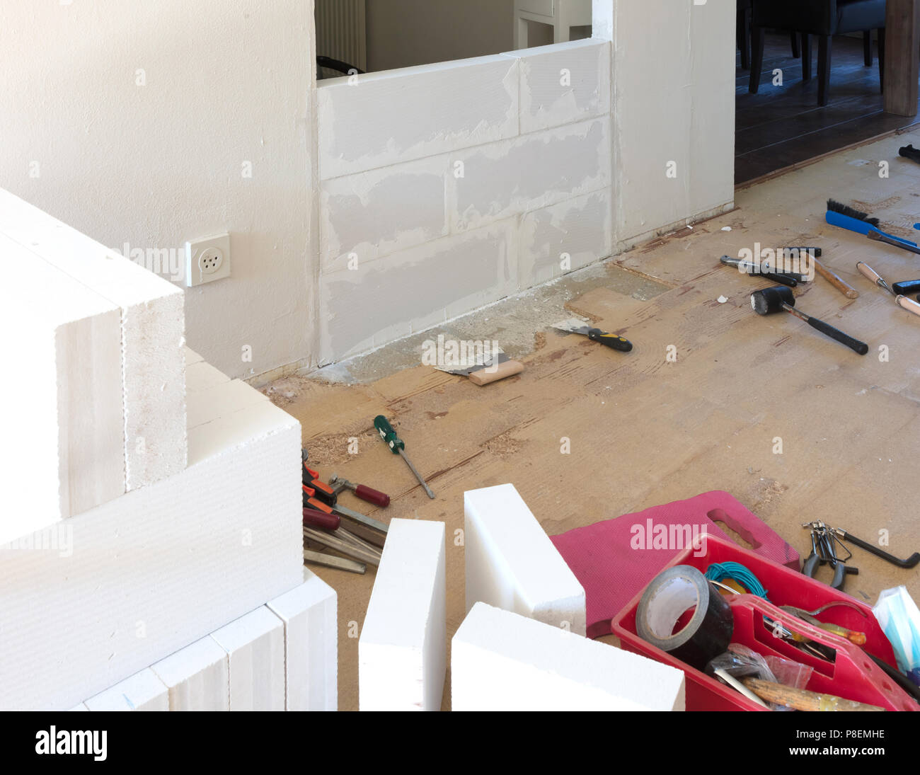 Building a small wall with lightweight concrete blocks - Do it yourself ...