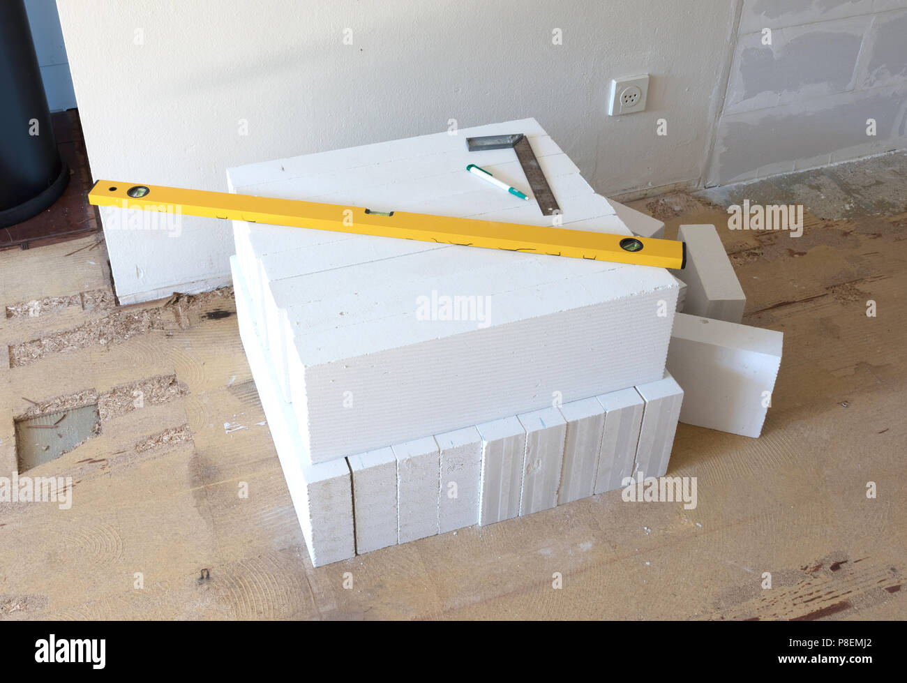 Building a small wall with lightweight concrete blocks - Do it yourself ...