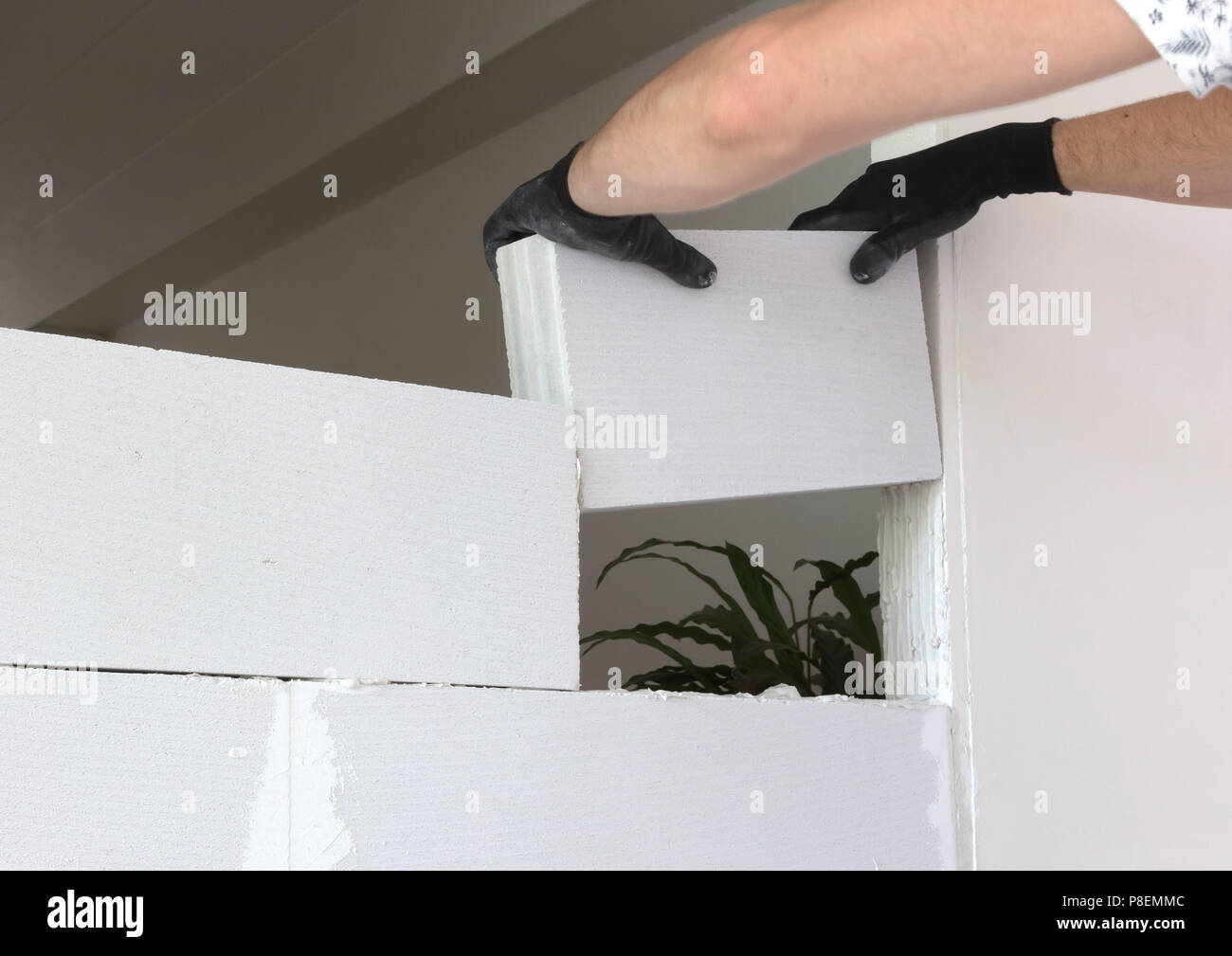 Building a small wall with lightweight concrete blocks - Do it yourself ...