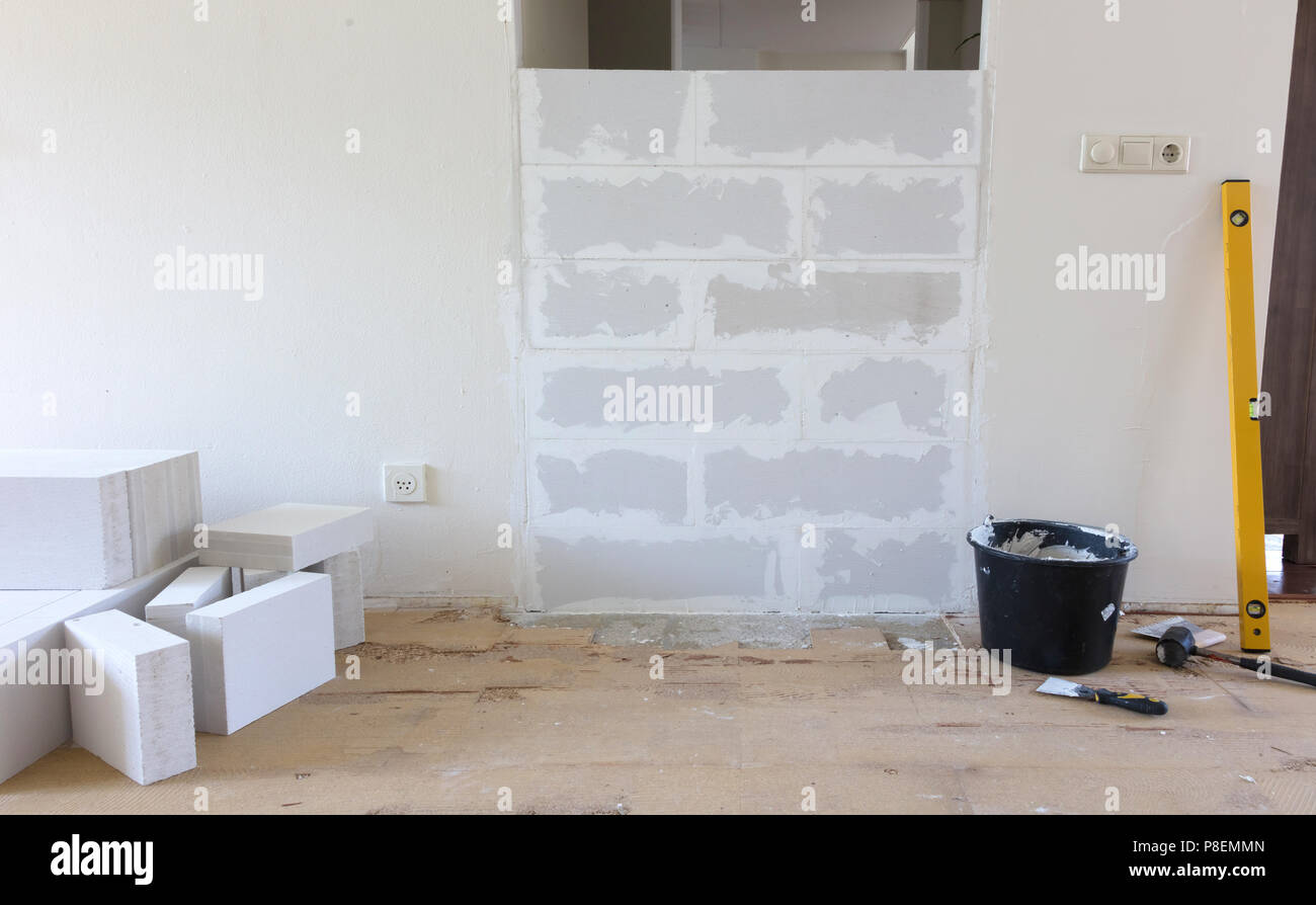 Building a small wall with lightweight concrete blocks - Do it yourself ...