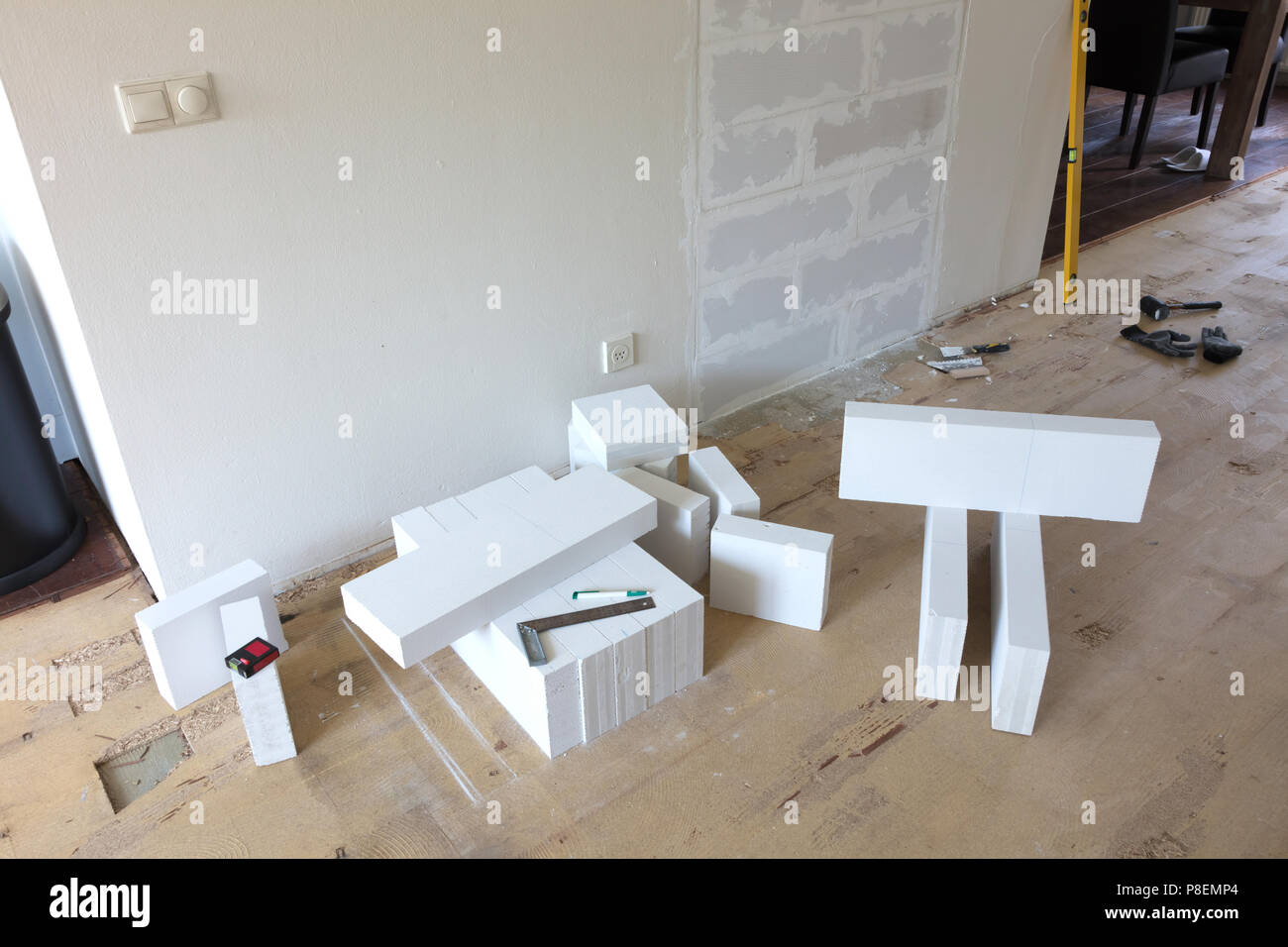 Building a small wall with lightweight concrete blocks - Do it yourself ...