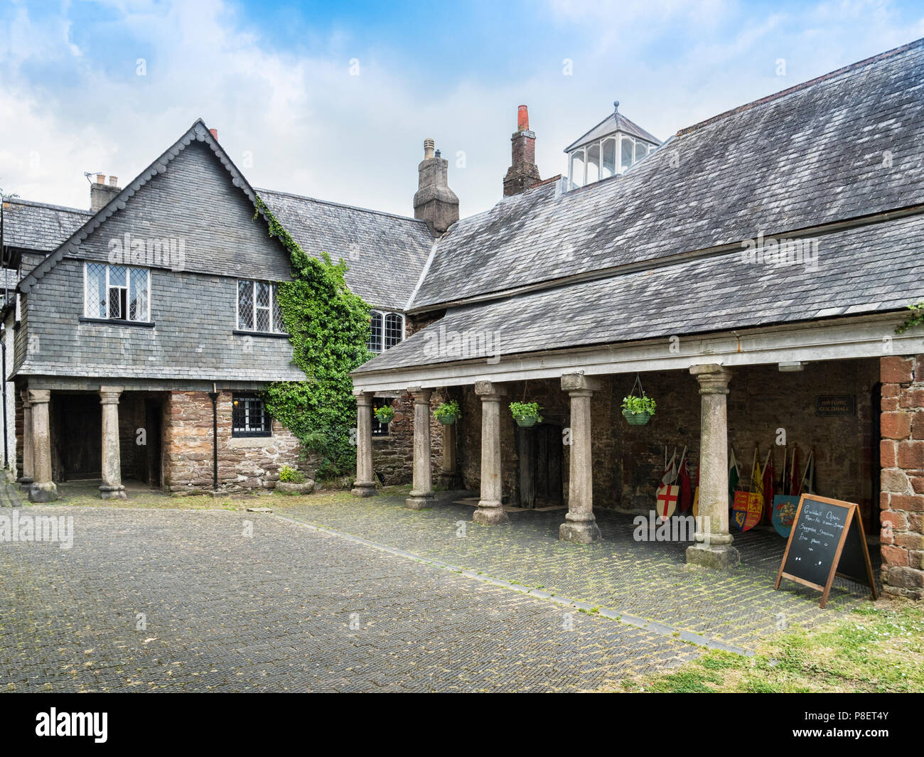 Totnes guildhall hi-res stock photography and images - Alamy