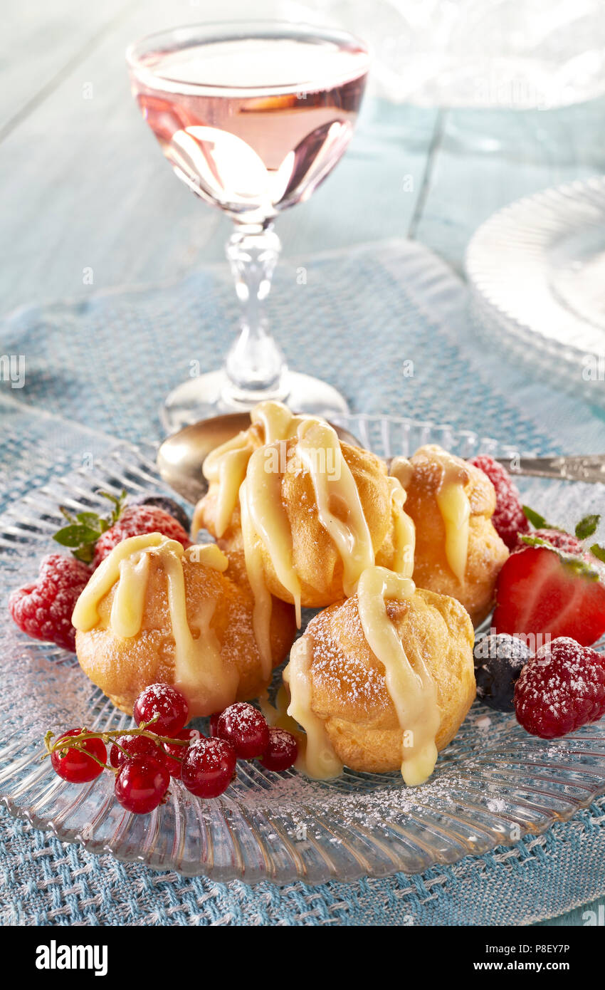 Profiteroles icing sugar hi-res stock photography and images - Alamy