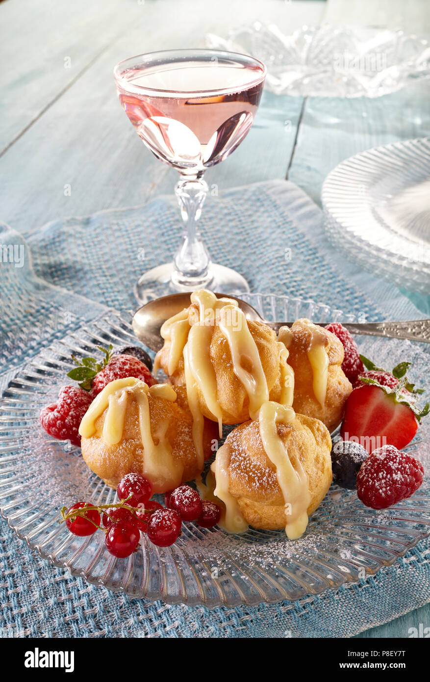 Profiteroles à la crème hi-res stock photography and images - Alamy