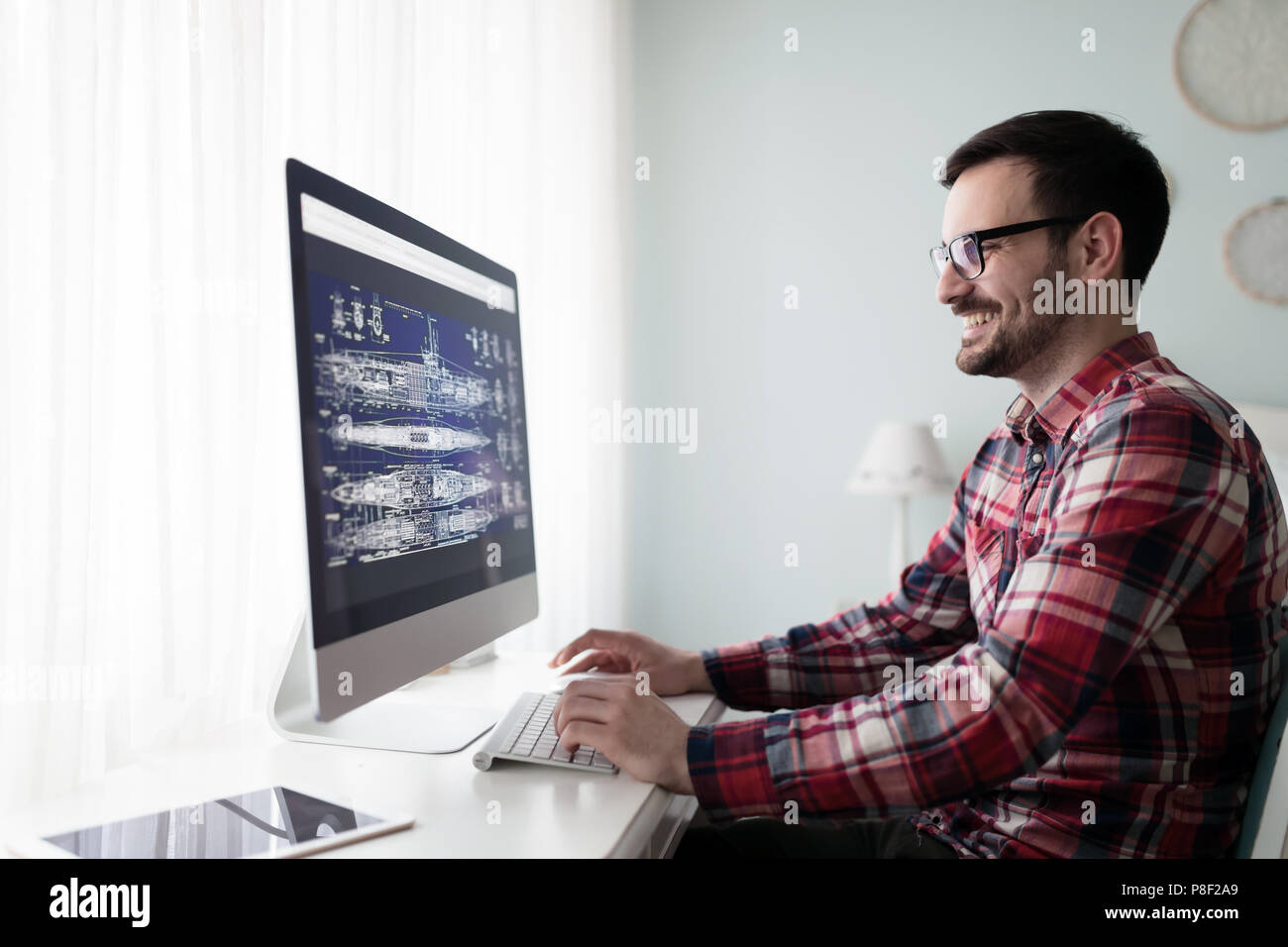 Graphic designer home office hi-res stock photography and images - Alamy