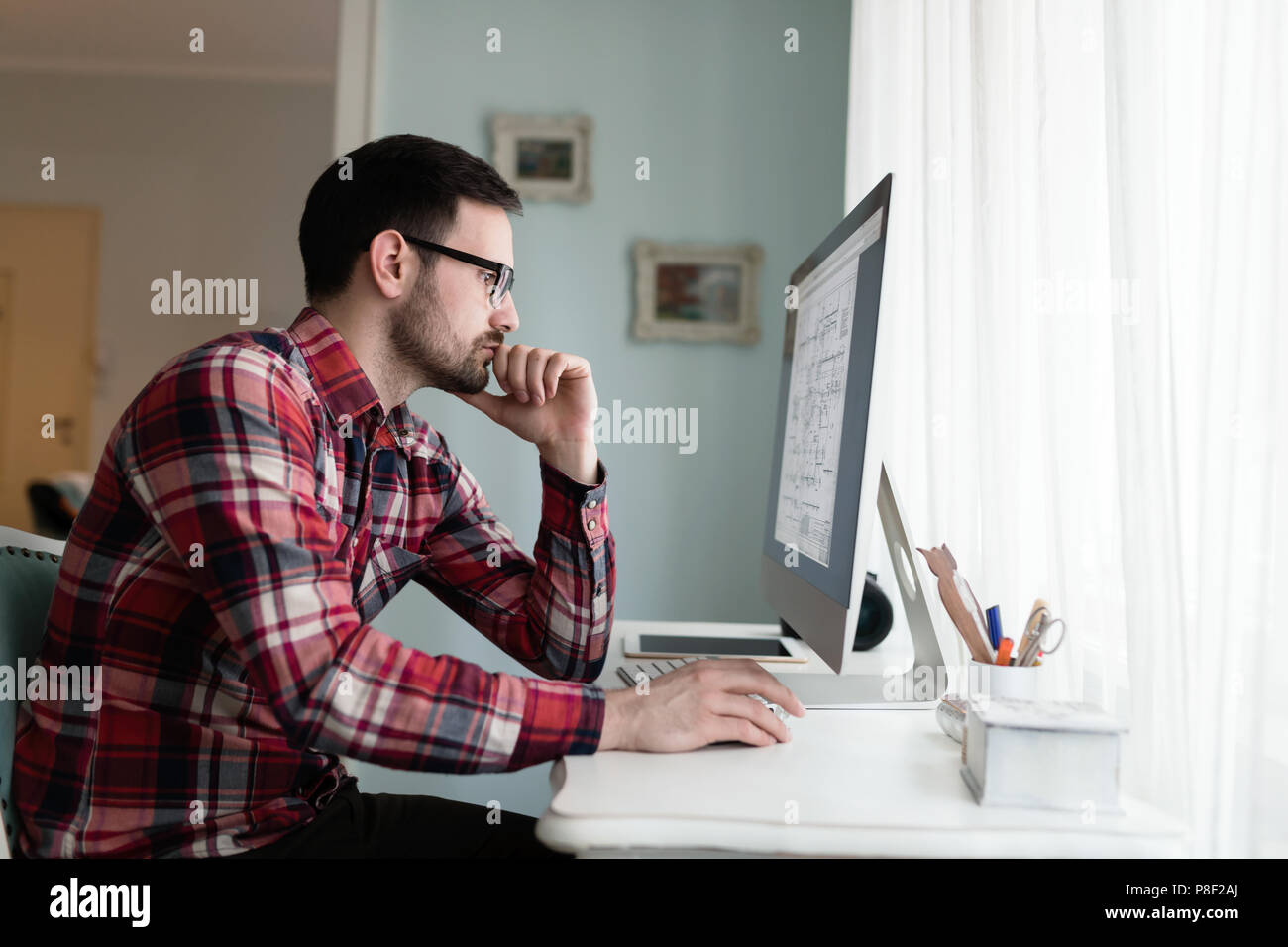 Designer working home hi-res stock photography and images - Alamy