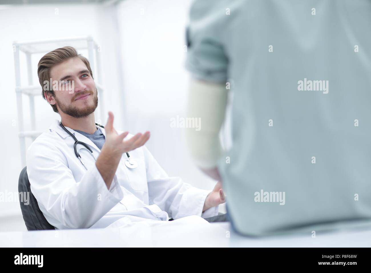 confident doctor explaining the patient's diagnosis Stock Photo - Alamy
