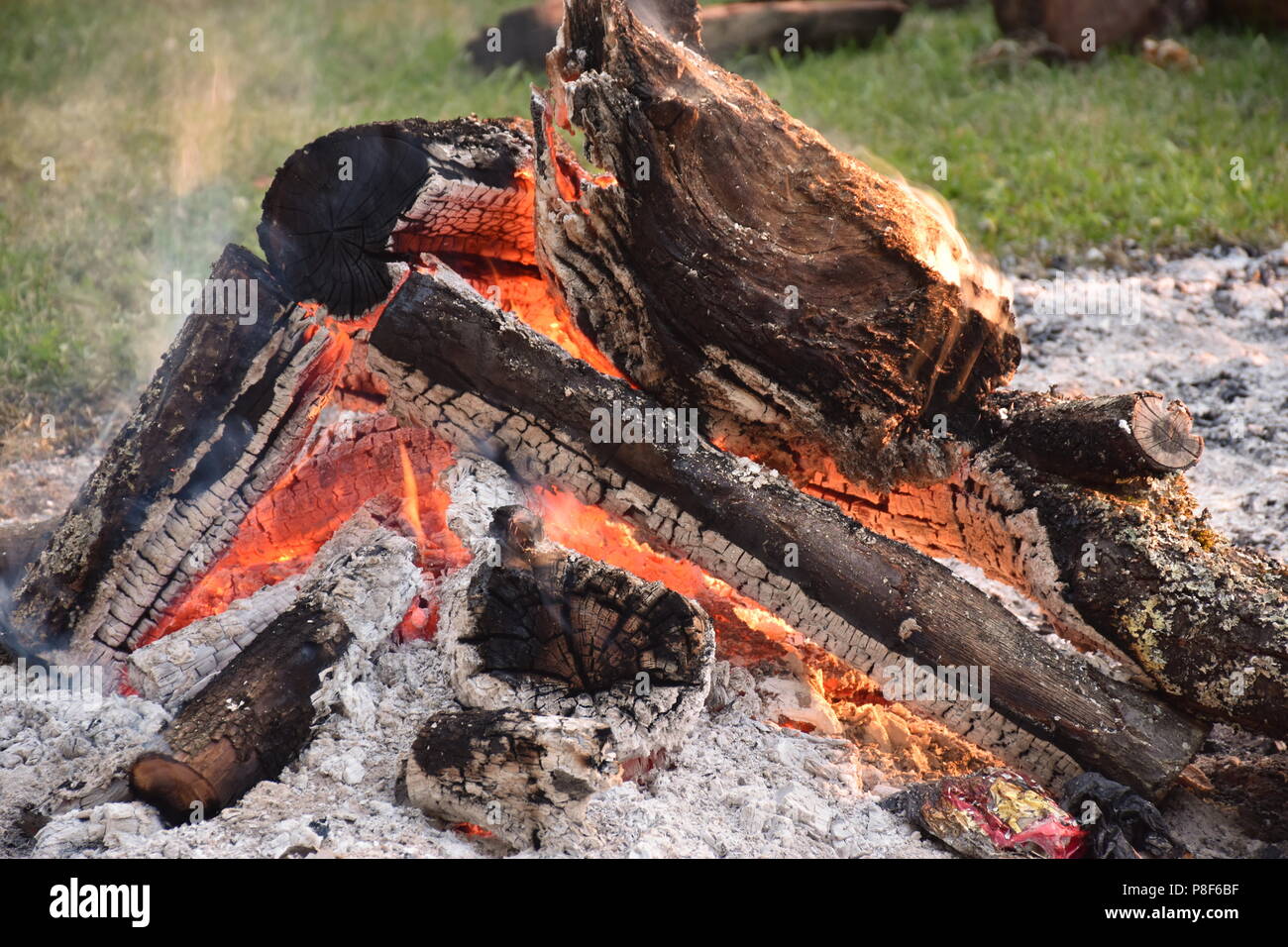 Campfire nature hi-res stock photography and images - Alamy
