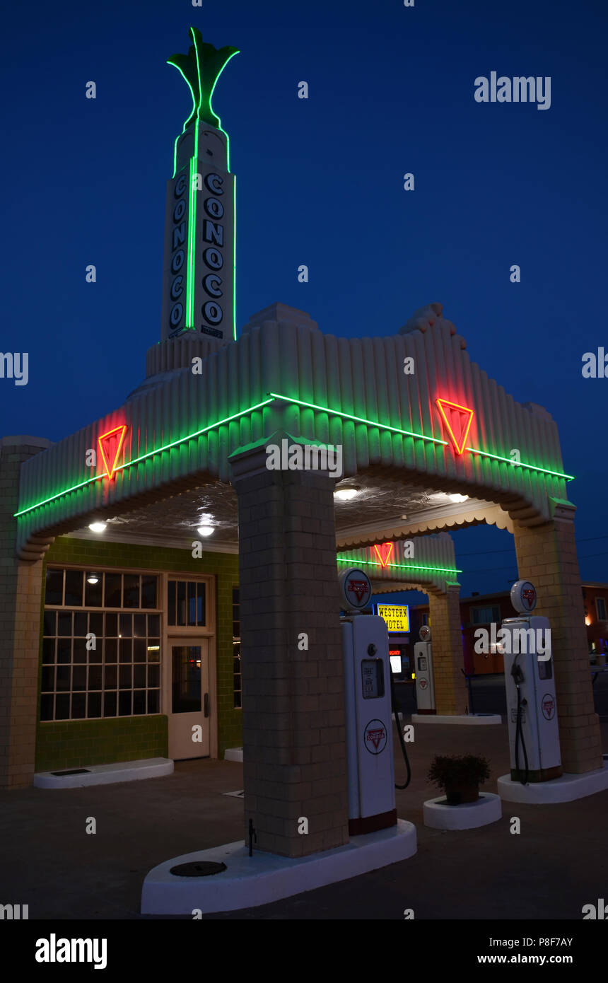 U Drop Inn Neon Conoco Station Route 66 Shamrock Texas Stock Photo - Alamy