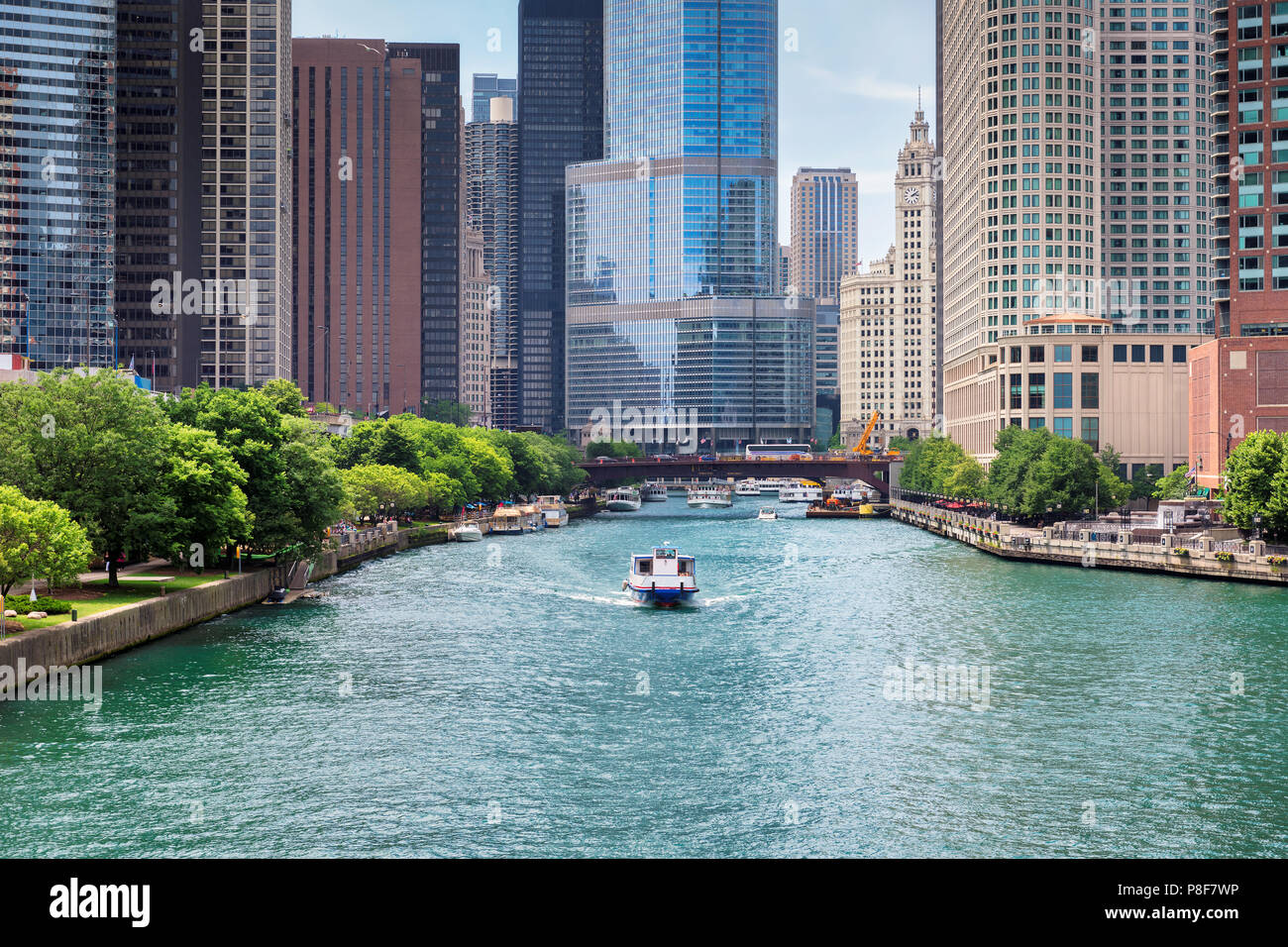 Downtown chicago street hi-res stock photography and images - Alamy