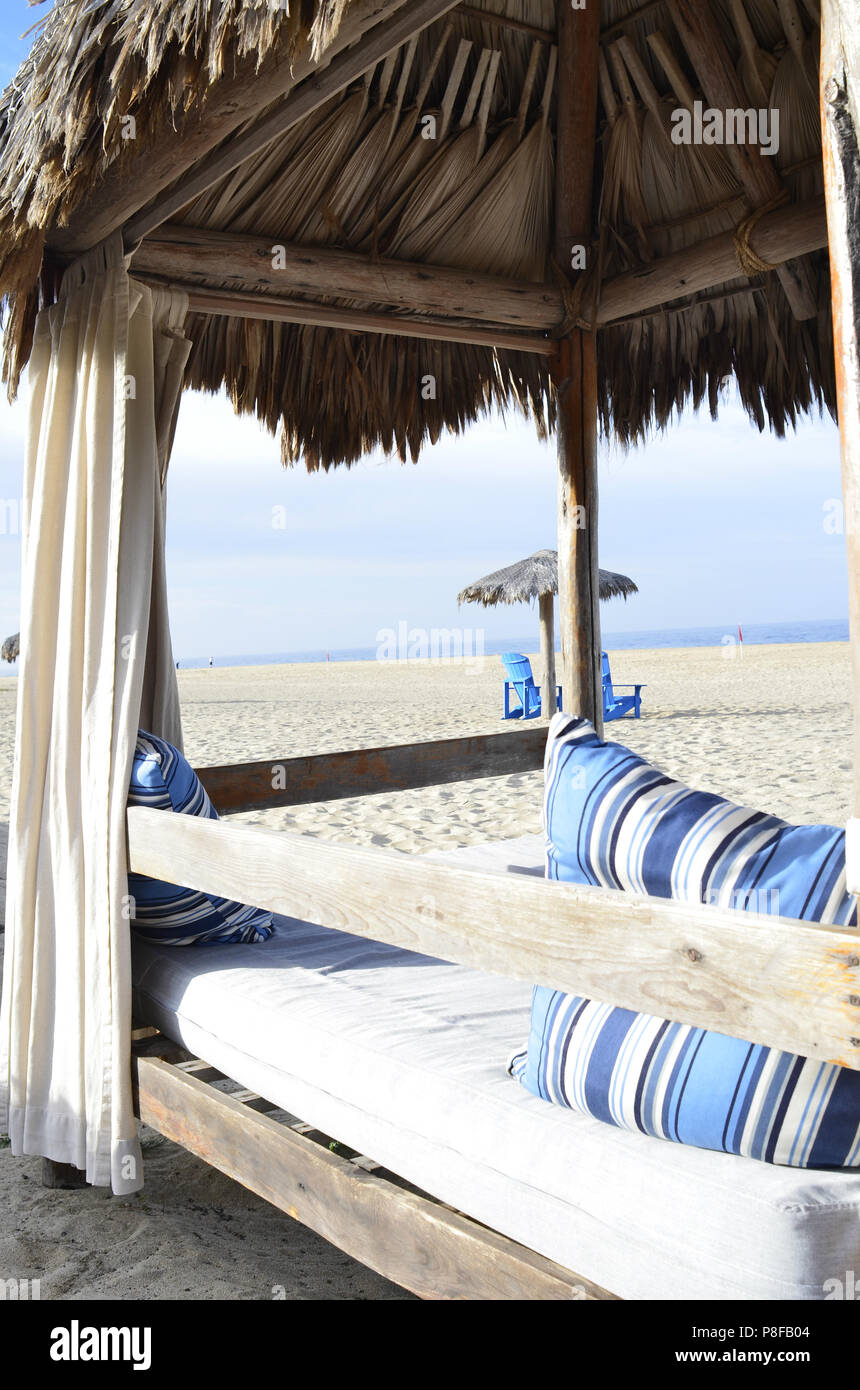 Thatched roof beach hi-res stock photography and images - Alamy