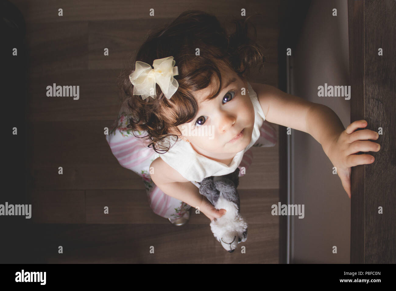 Overhead Portrait of a girl looking up Stock Photo - Alamy