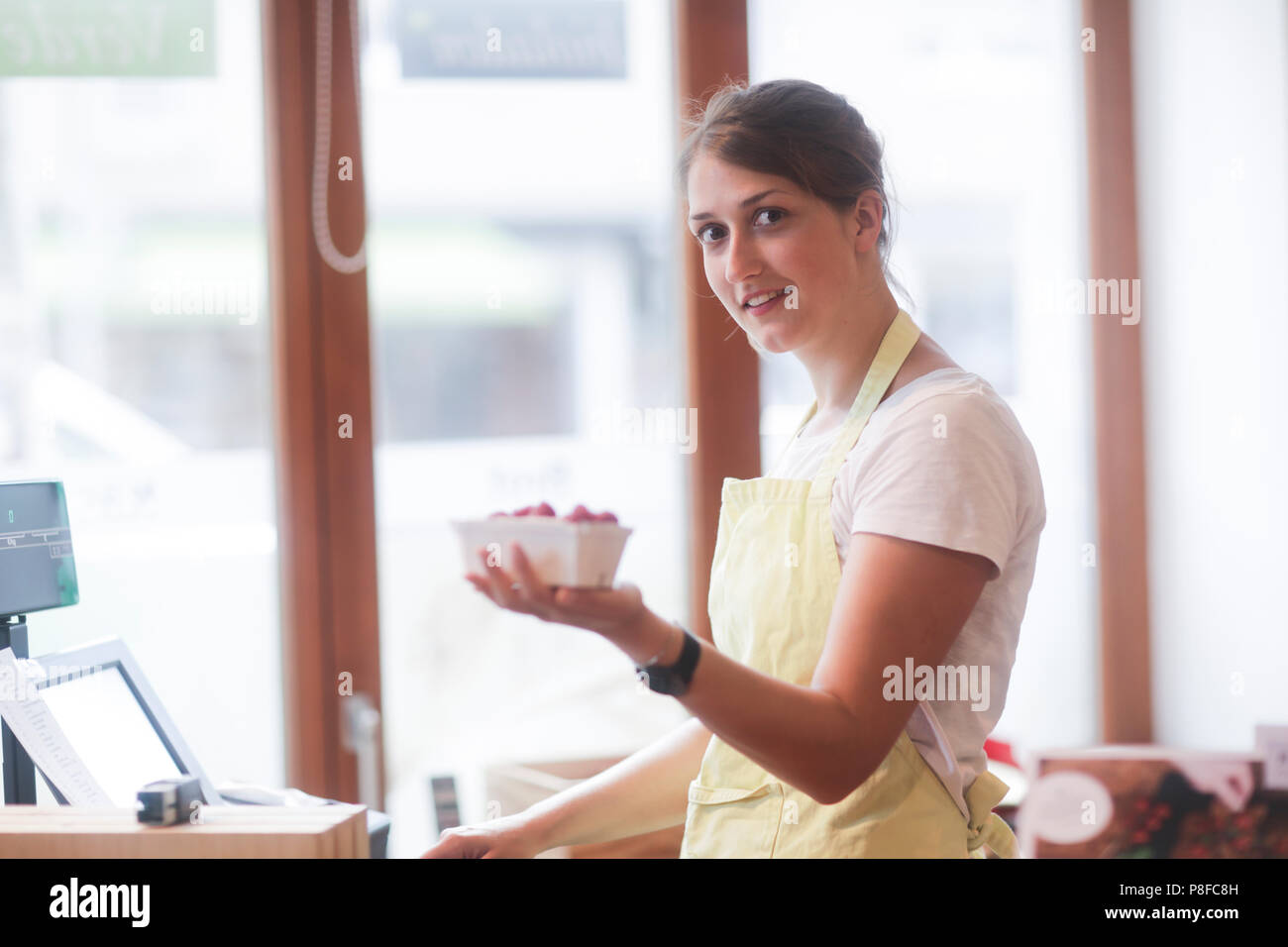 Supermarket till assistant hi-res stock photography and images - Alamy