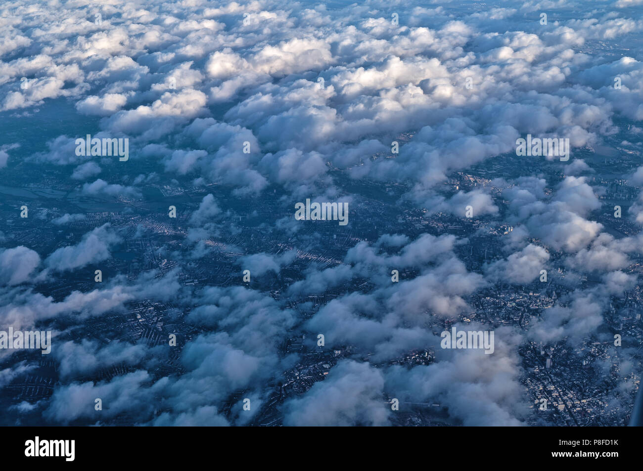 Airplane above london hi-res stock photography and images - Alamy