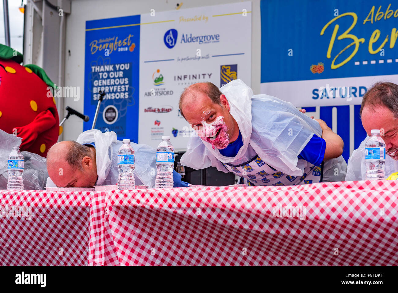 Pie eating contest hi-res stock photography and images - Alamy
