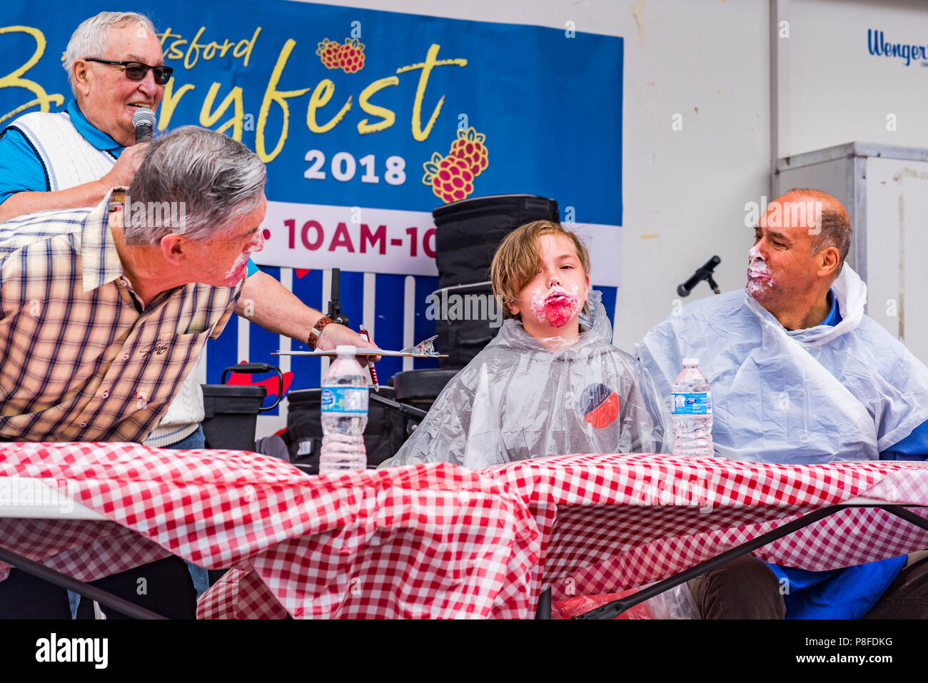 Pie eating contest hi-res stock photography and images - Alamy