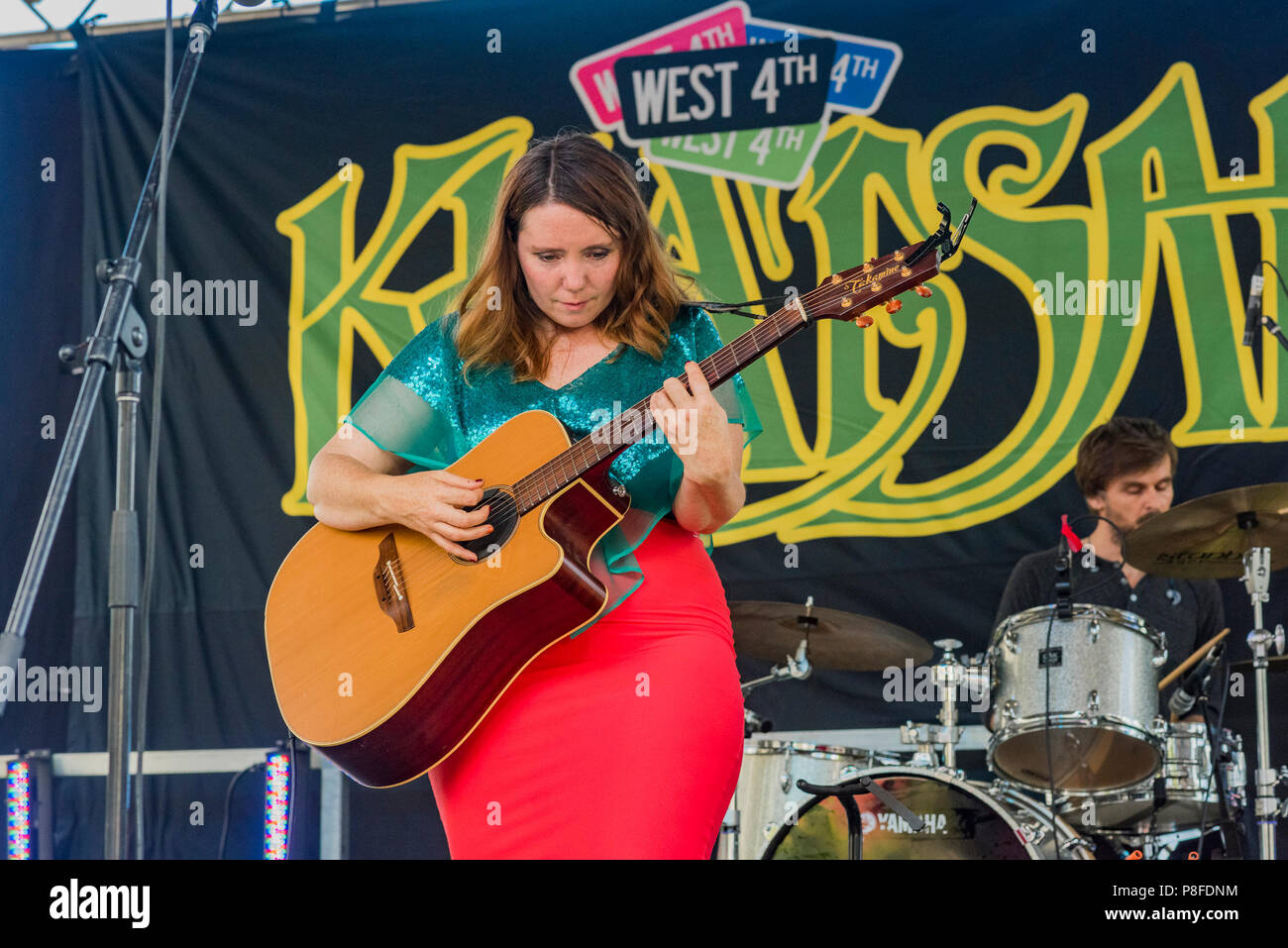 Good singer hi-res stock photography and images - Alamy