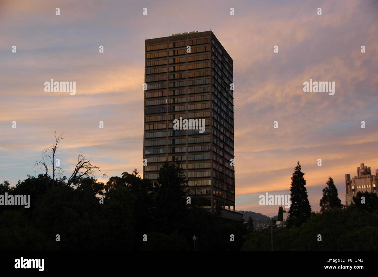 building sunset lake merritt park oakland california Stock Photo - Alamy