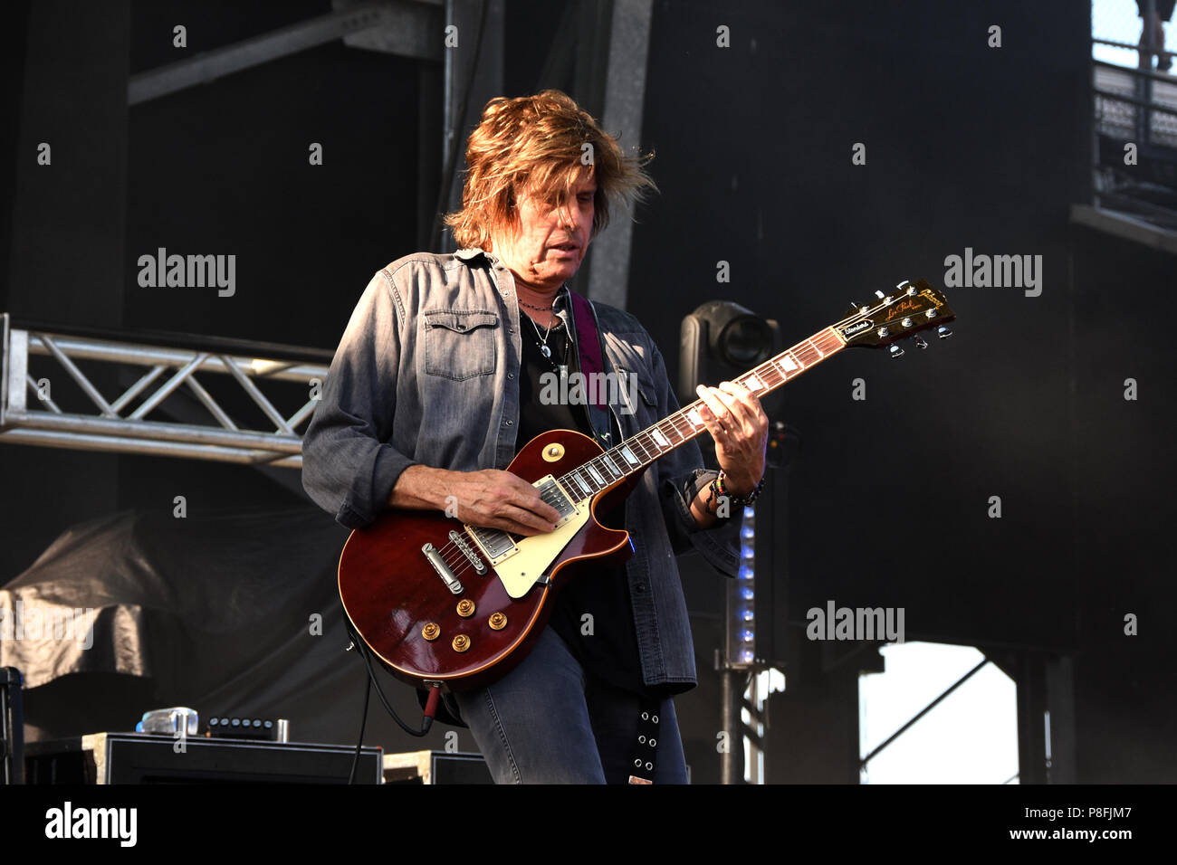 Robert deleo bass hi-res stock photography and images - Alamy
