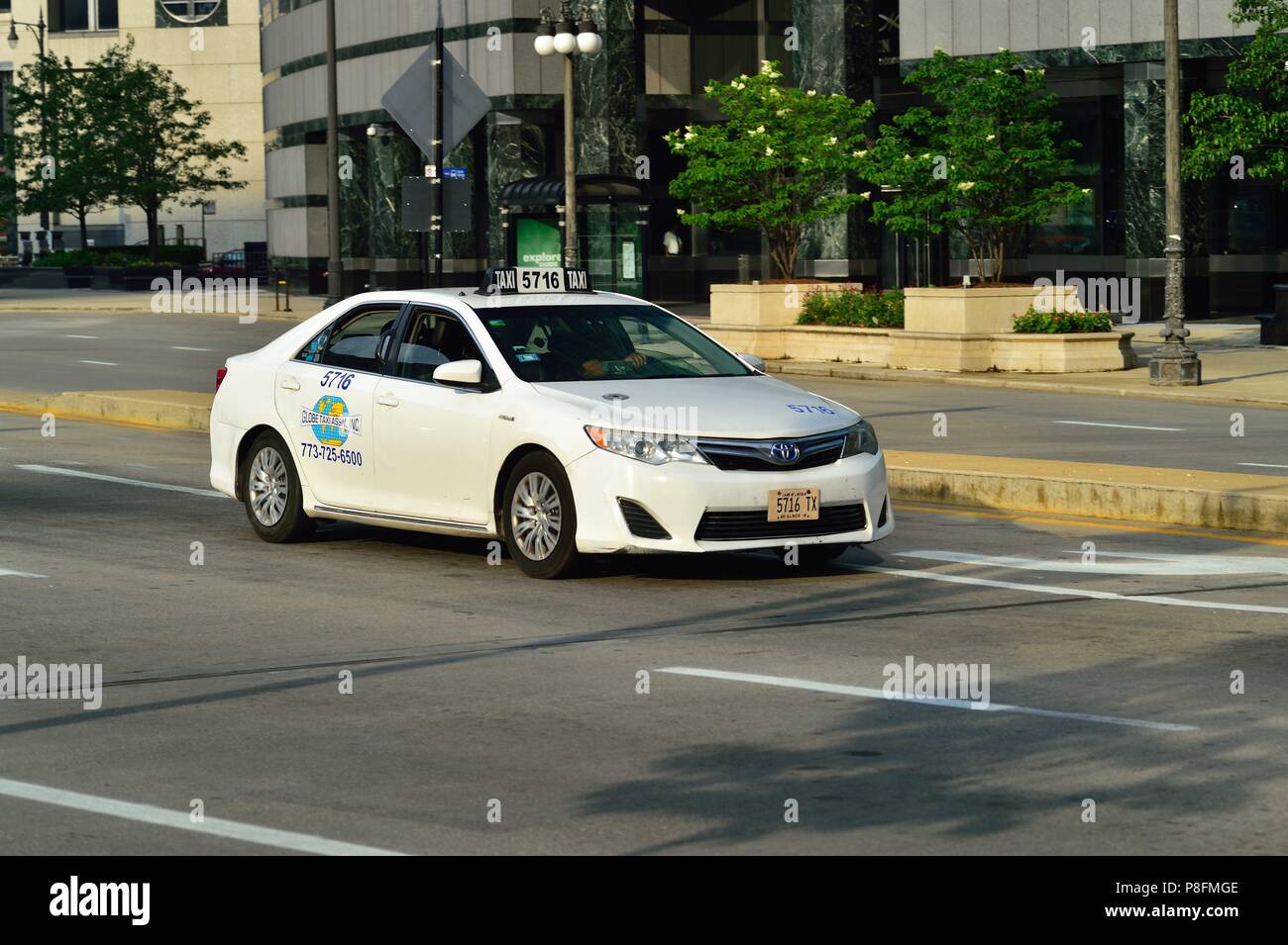 Chicago, Illinois, USA. An isolated taxi on Wacker Drive in downtown ...