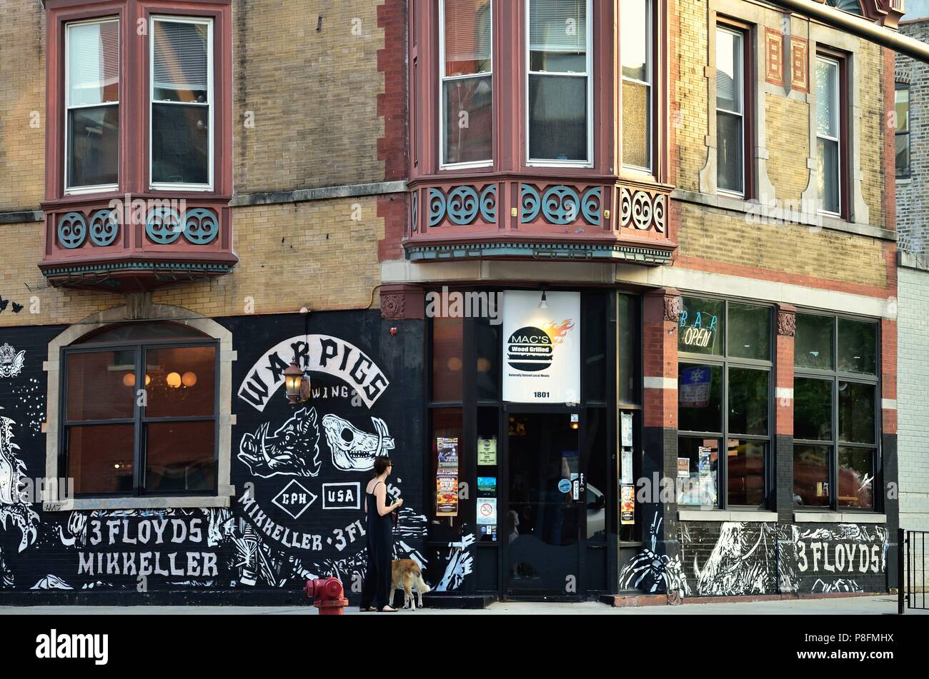Chicago, Illinois, USA. A corner pub and restaurant northwest of ...