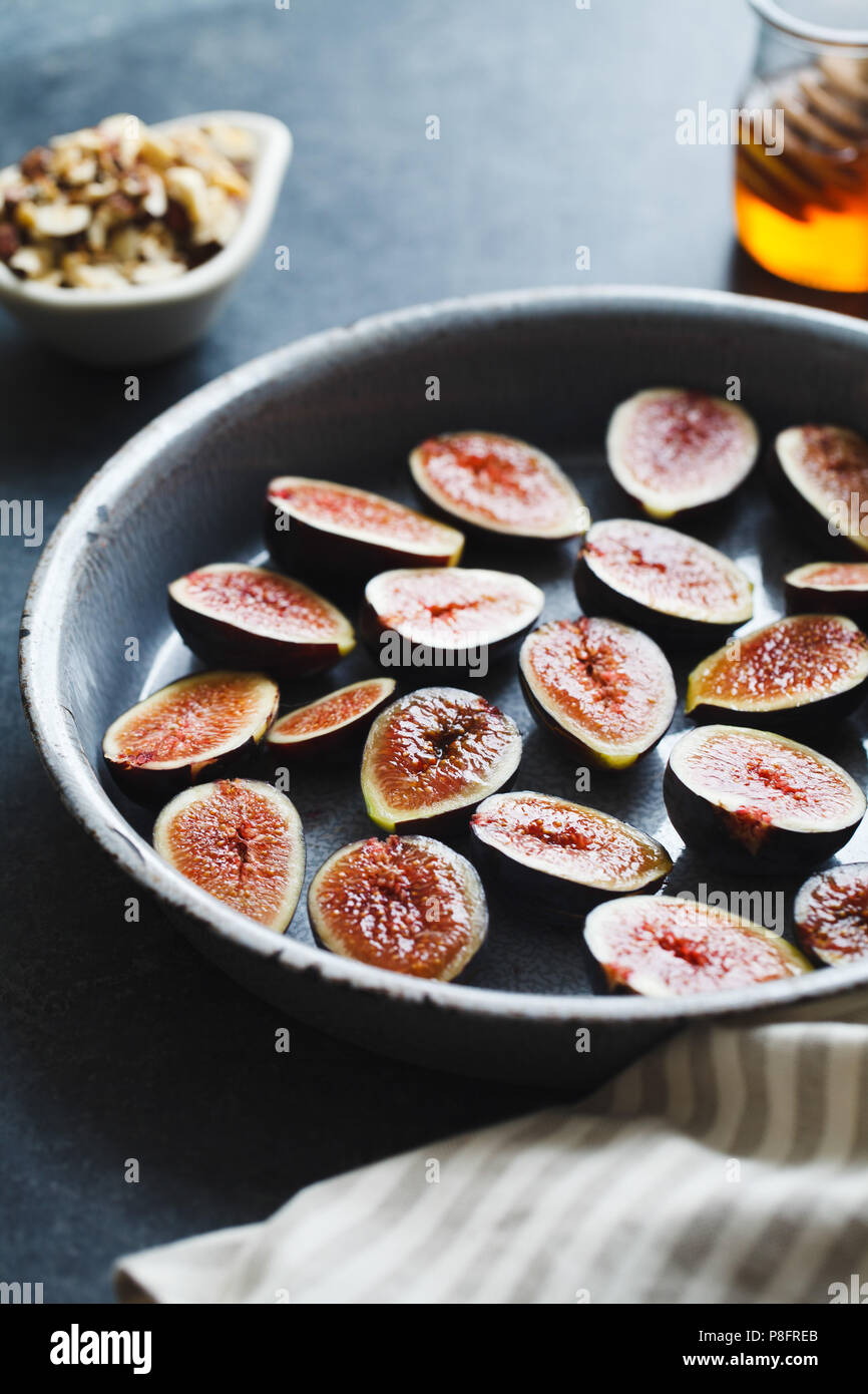Figs in roasting pan Stock Photo - Alamy