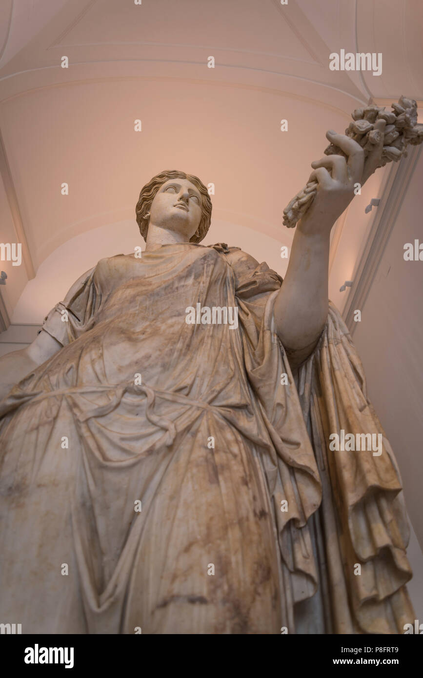 Flora maior statue, Farnese collection, National Archaeological Museum ...