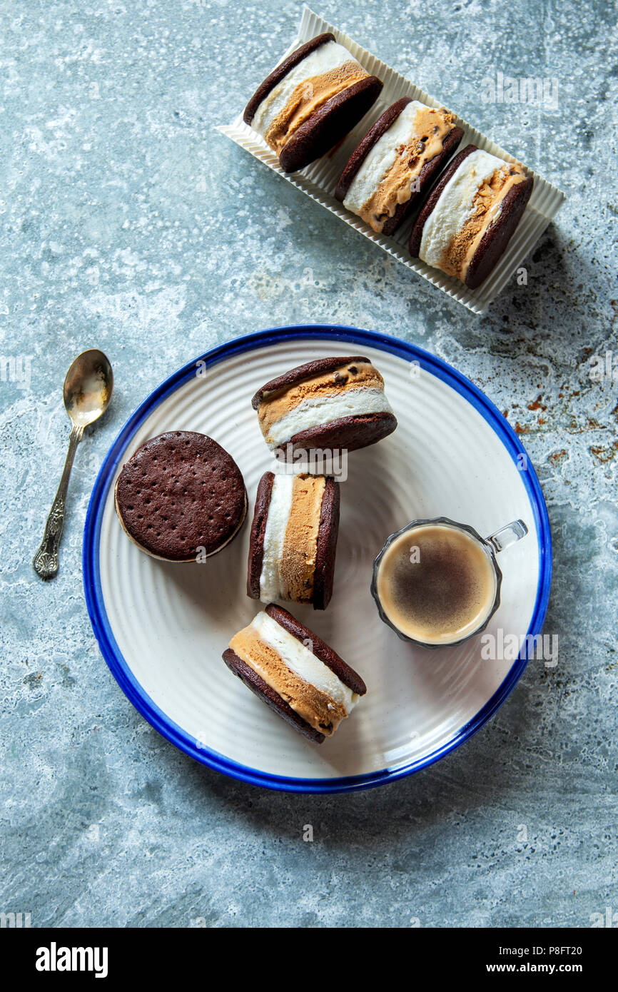 Round ice cream sandwiches hi-res stock photography and images - Alamy