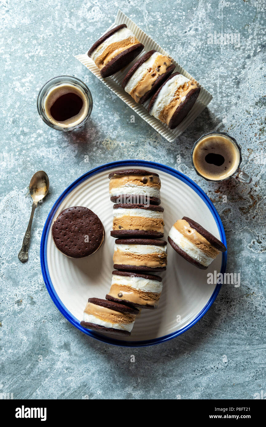 Round ice cream sandwiches hi-res stock photography and images - Alamy