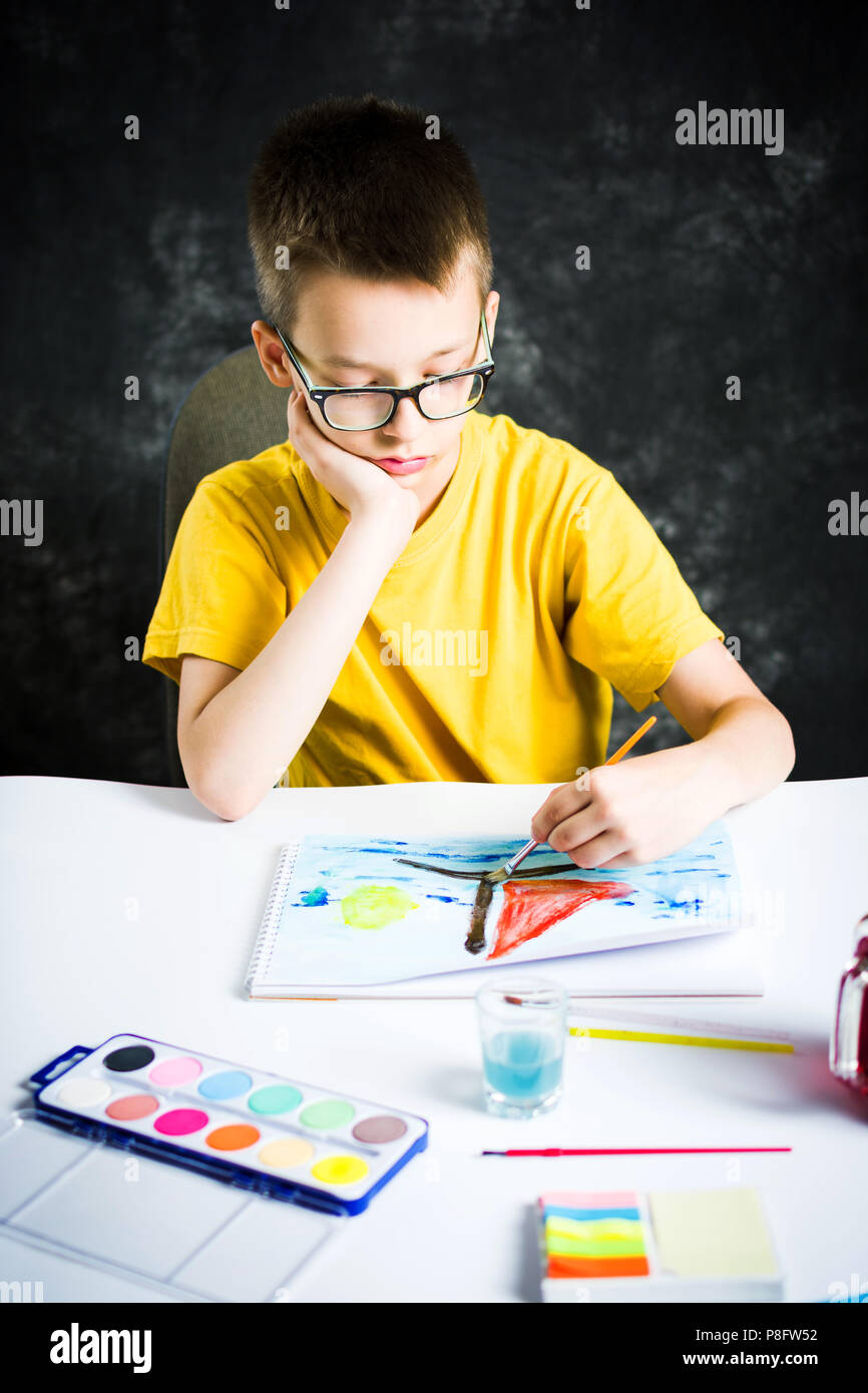 Kid children drawing hi-res stock photography and images - Alamy