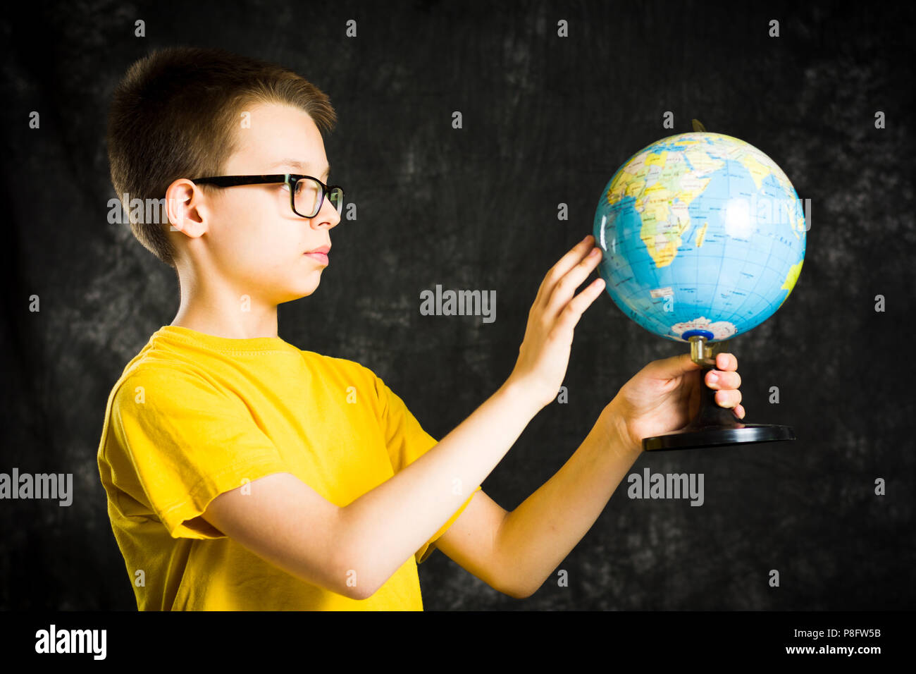 Child exploring map hi-res stock photography and images - Alamy