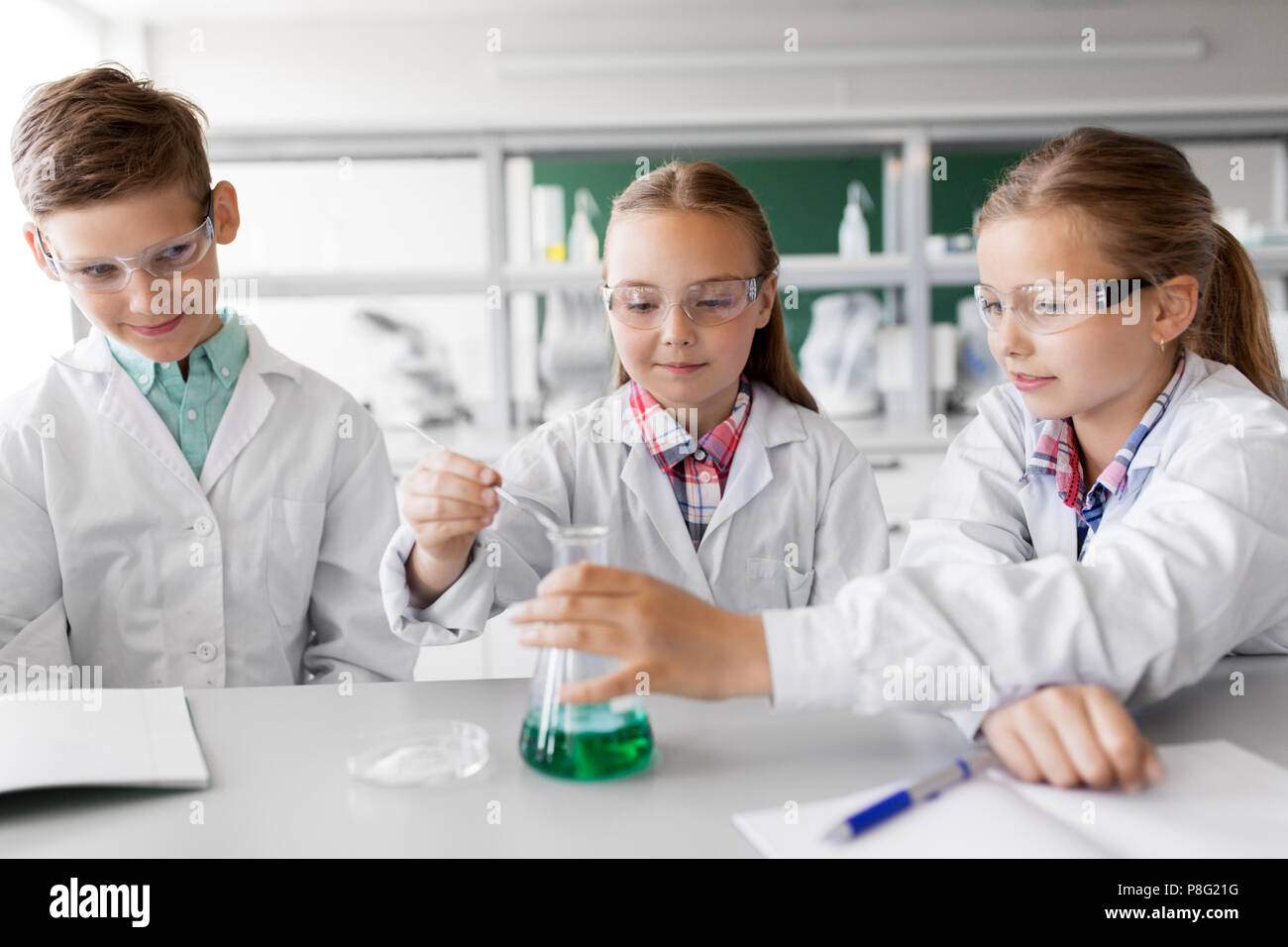 kids with test tube studying chemistry at school Stock Photo - Alamy