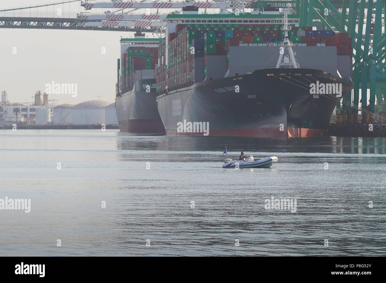 Loading of container ships hi-res stock photography and images - Alamy