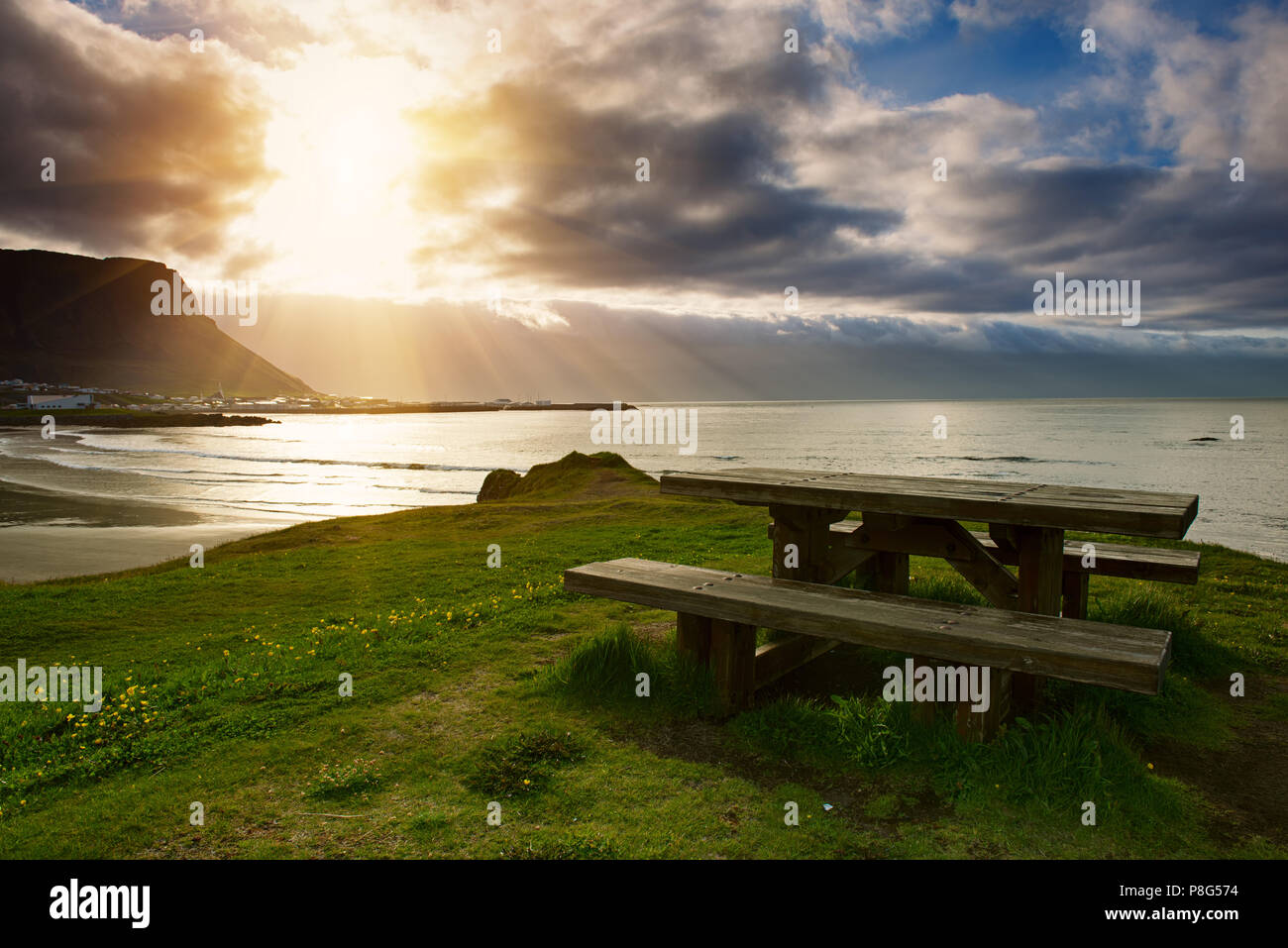 Island table hi-res stock photography and images - Alamy