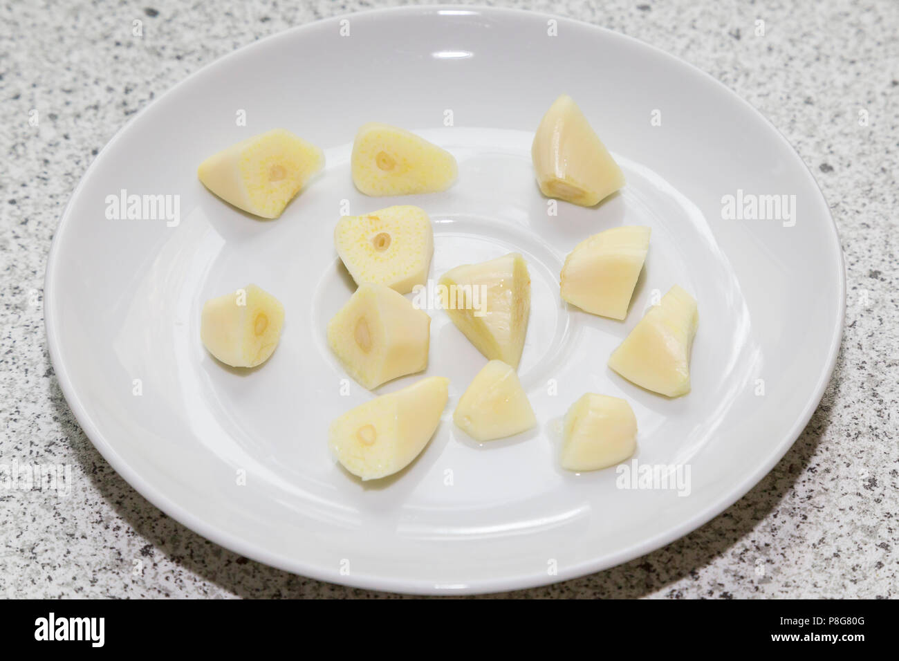 Food photography - freshly sliced garlic Stock Photo - Alamy