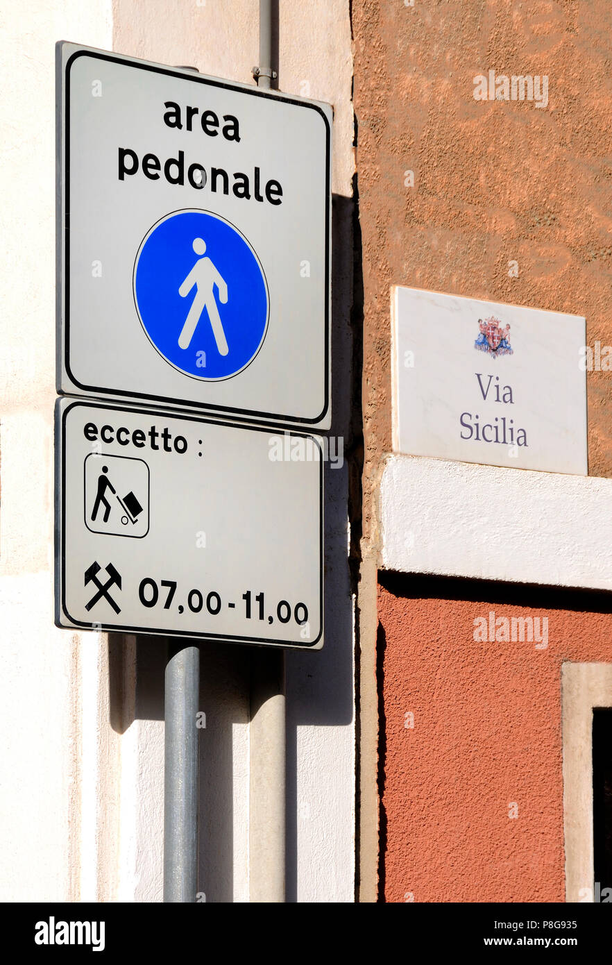 Traffic signs italy hi-res stock photography and images - Alamy