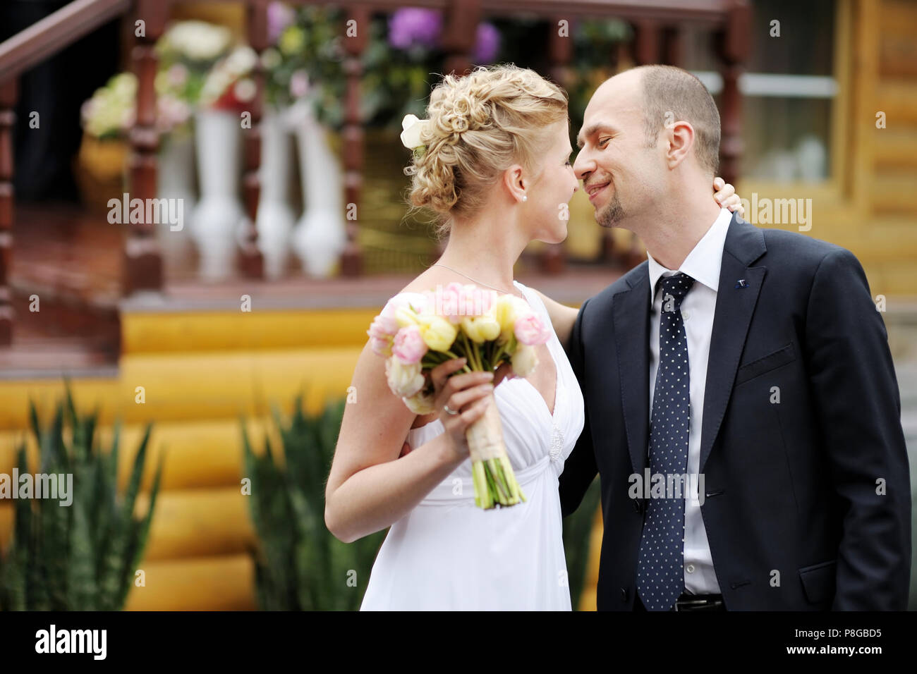Married couple hugging hi-res stock photography and images - Alamy
