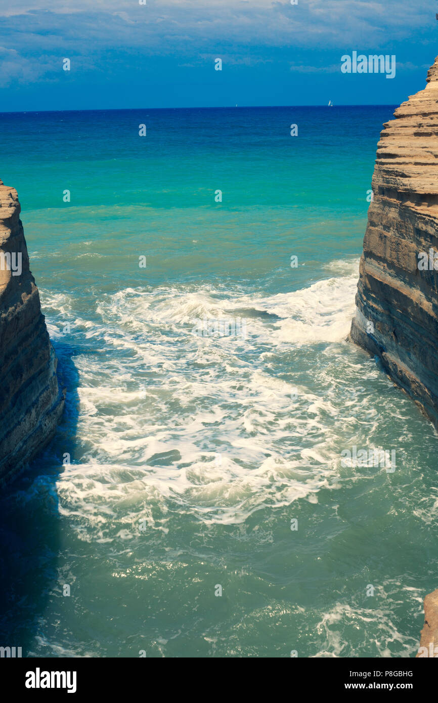 Slaming rocks hi-res stock photography and images - Alamy