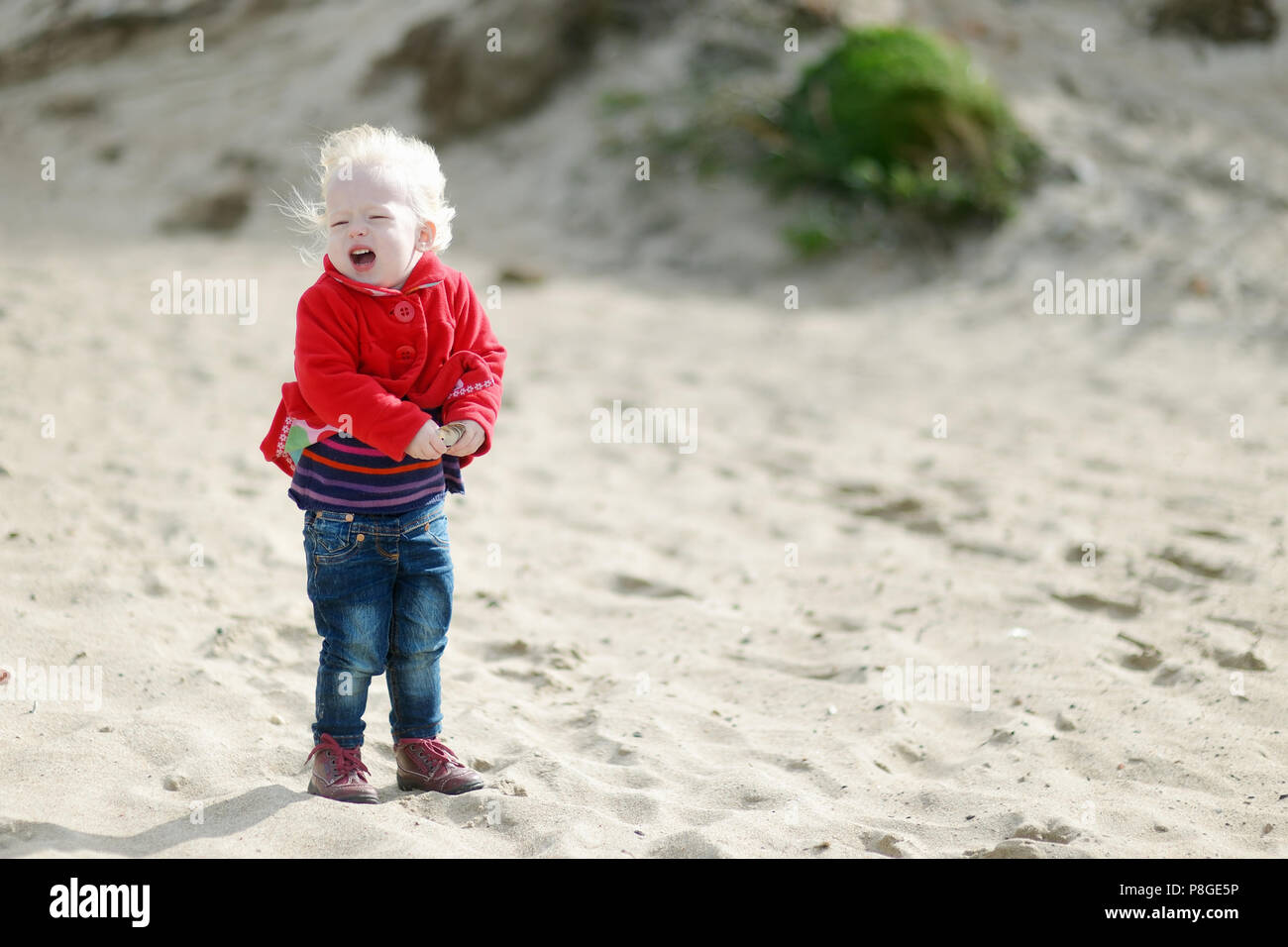 Crying kid beach hi-res stock photography and images - Alamy