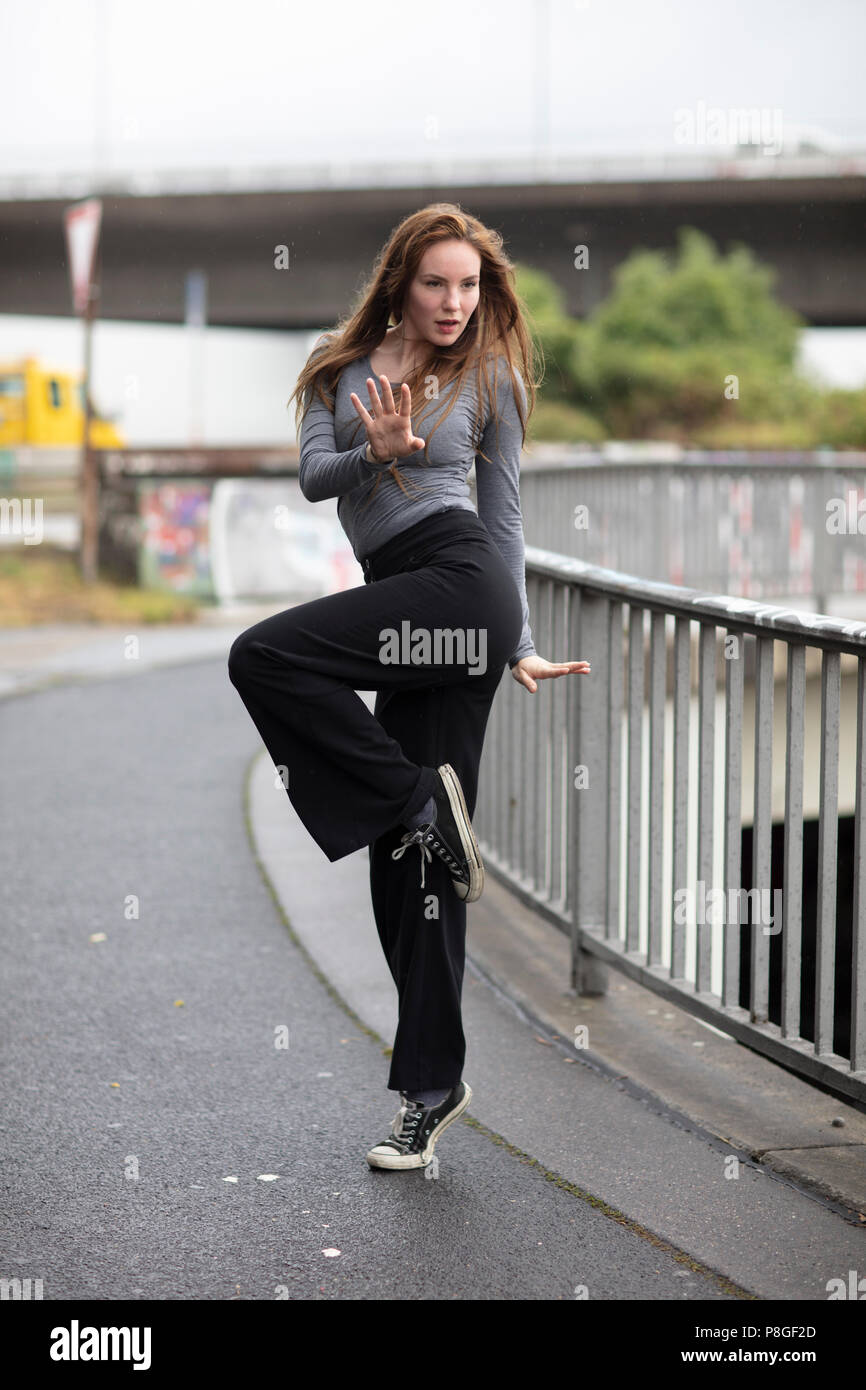 Street pose hi-res stock photography and images - Alamy