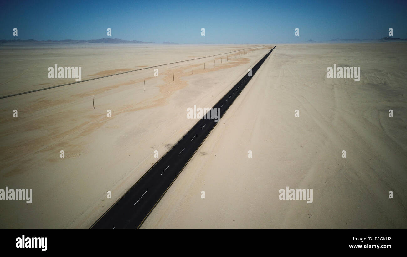 Tar road through the desert in namibia hi-res stock photography and ...
