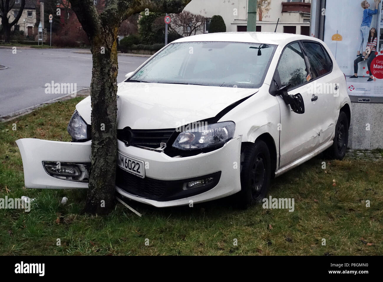 Car accident tree hi-res stock photography and images - Alamy