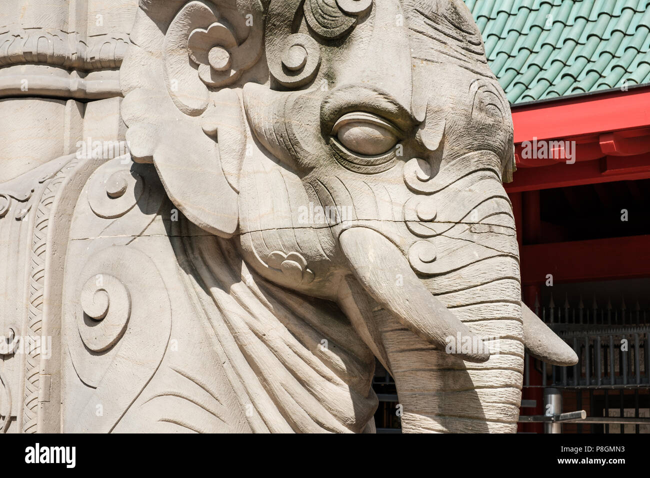 Elephant garden sculpture hi-res stock photography and images - Alamy